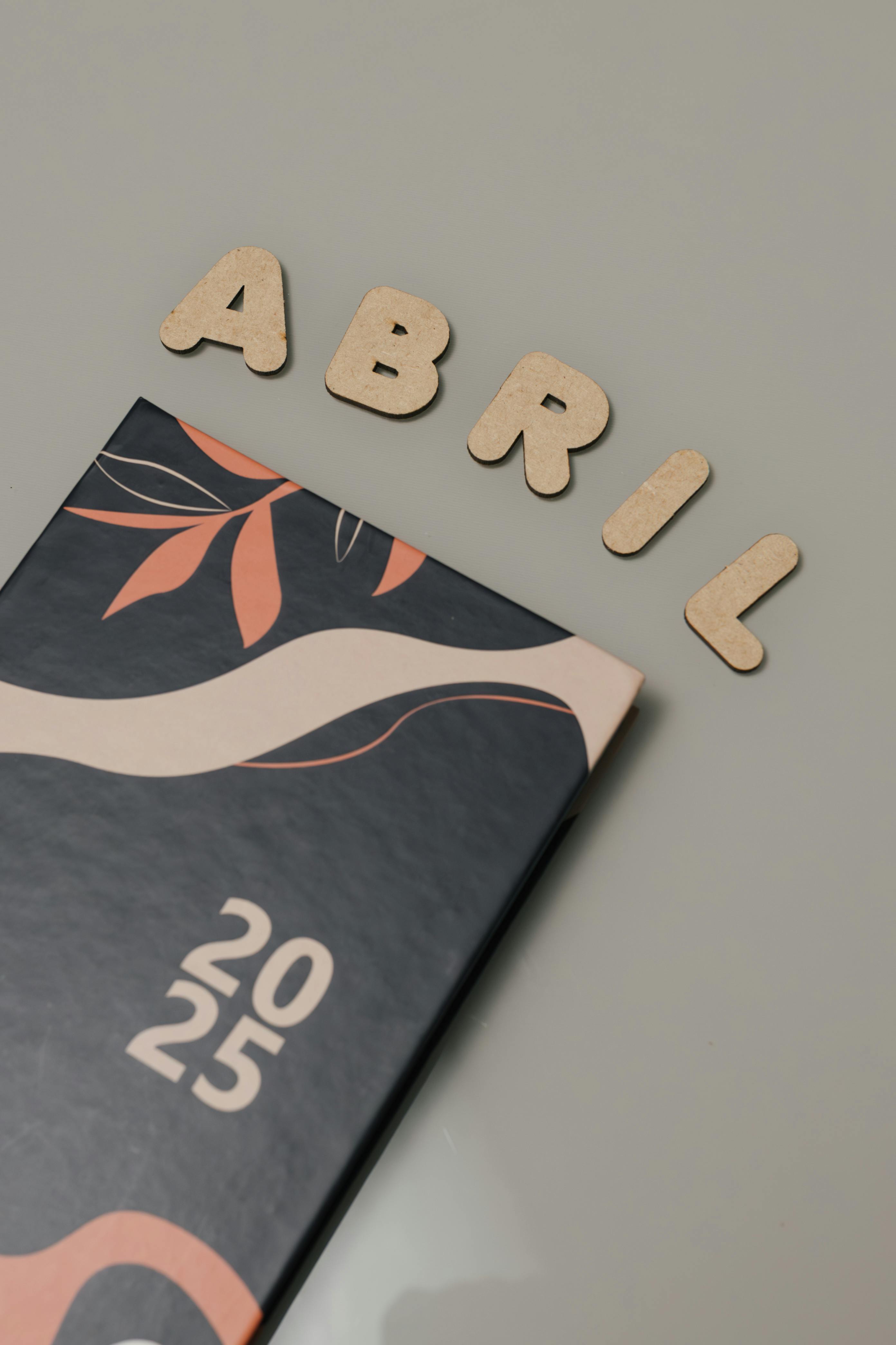 Stylish 2025 Planner with Abril Month · Free Stock Photo