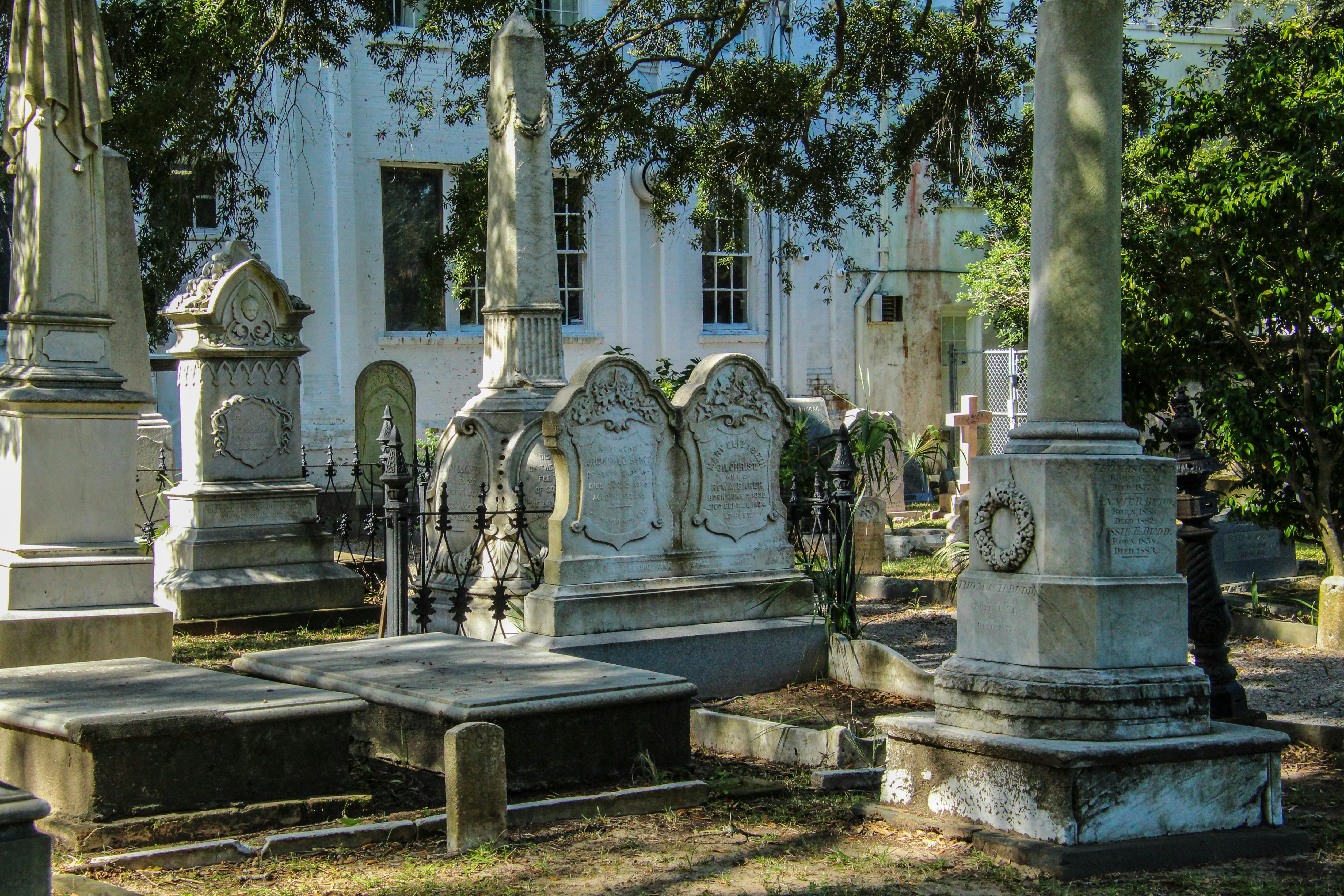 Cementerio Histórico Con Lápidas Y Monumento · Foto de stock gratuita