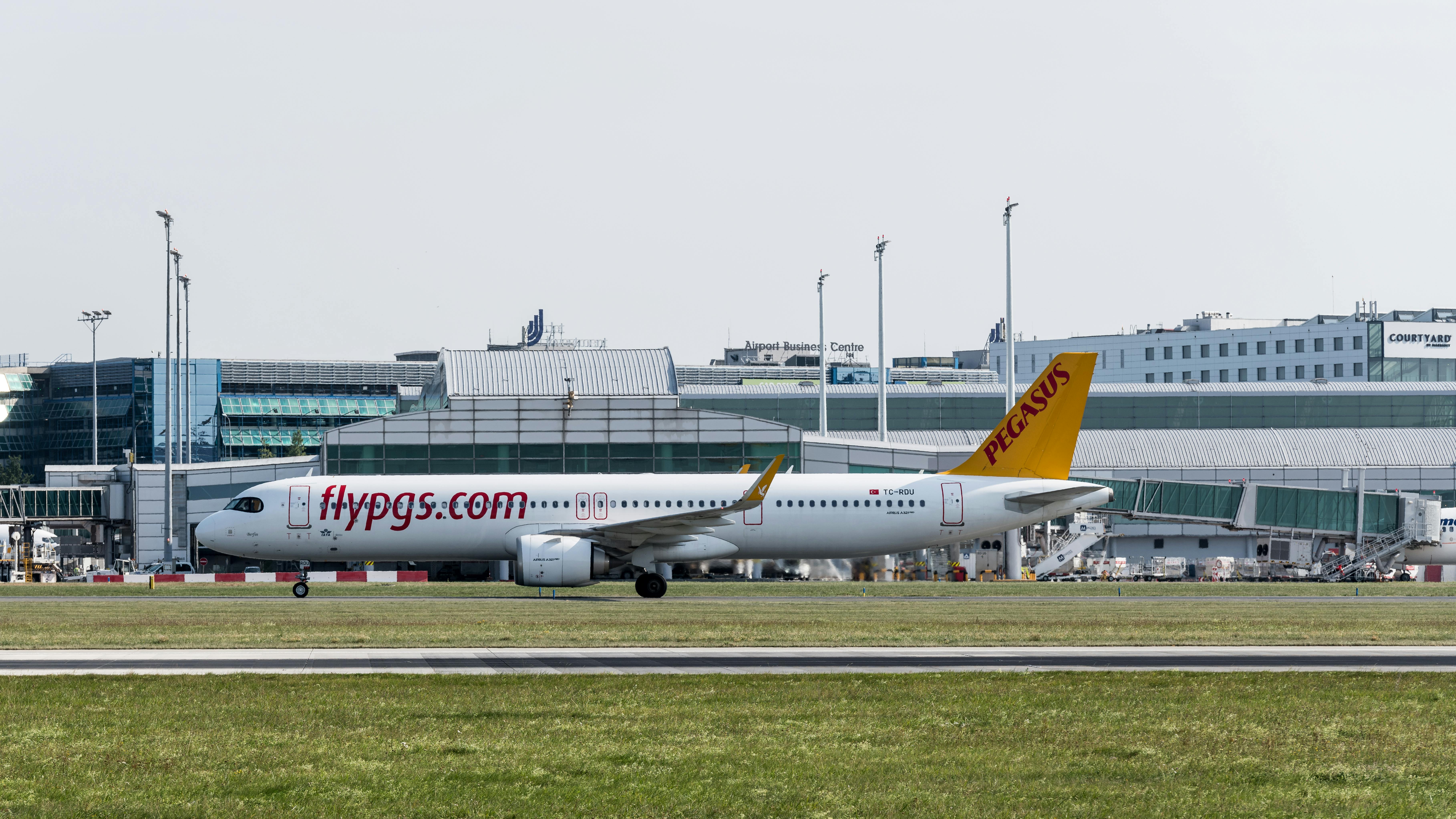Pegasus Airlines Jet on Prague Airport Runway · Free Stock Photo