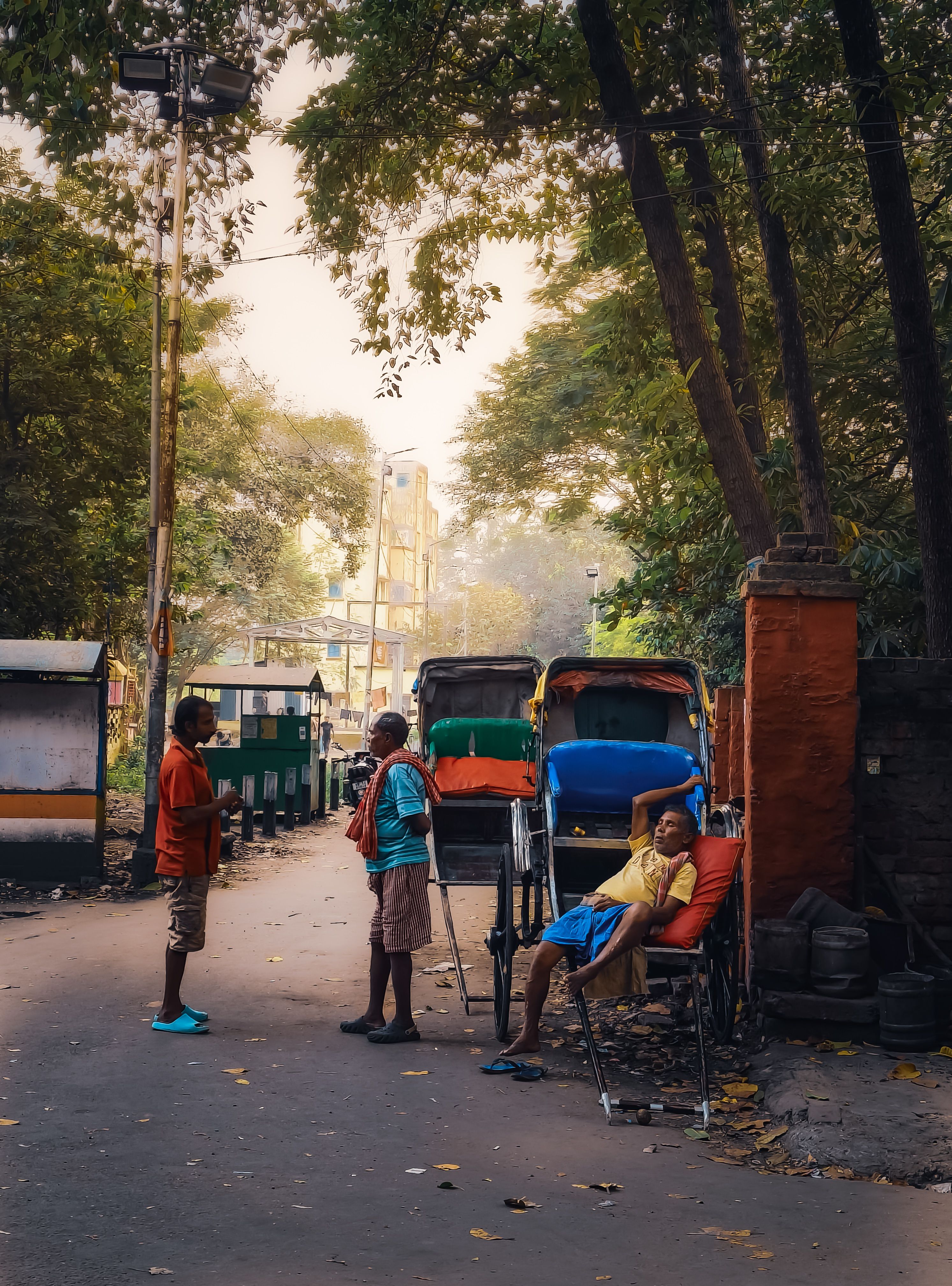Street Scene with People and Rickshaws in Urban Setting · Free Stock Photo