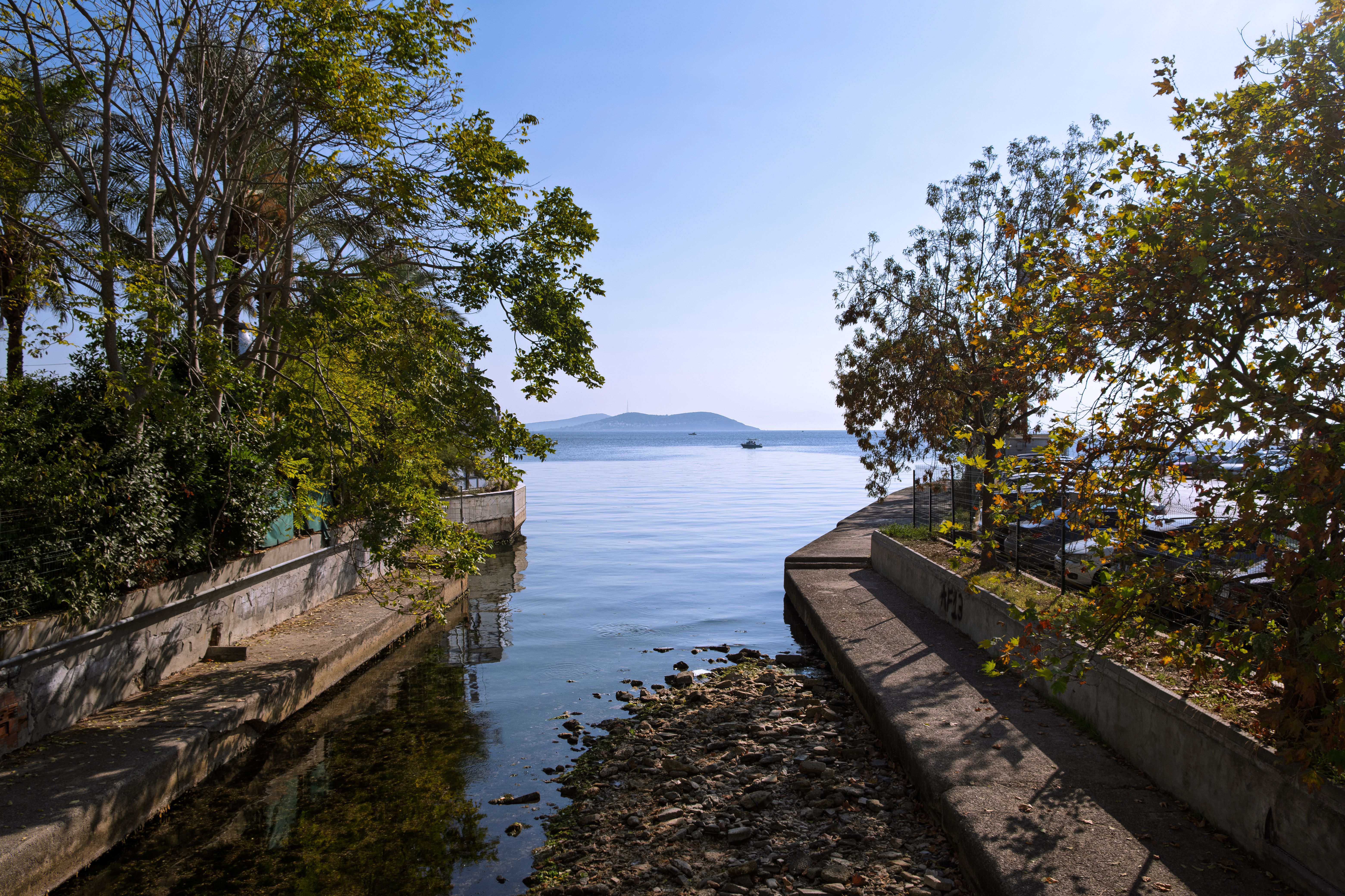 Tranquil Seaside Pathway in Büyükada, İstanbul · Free Stock Photo