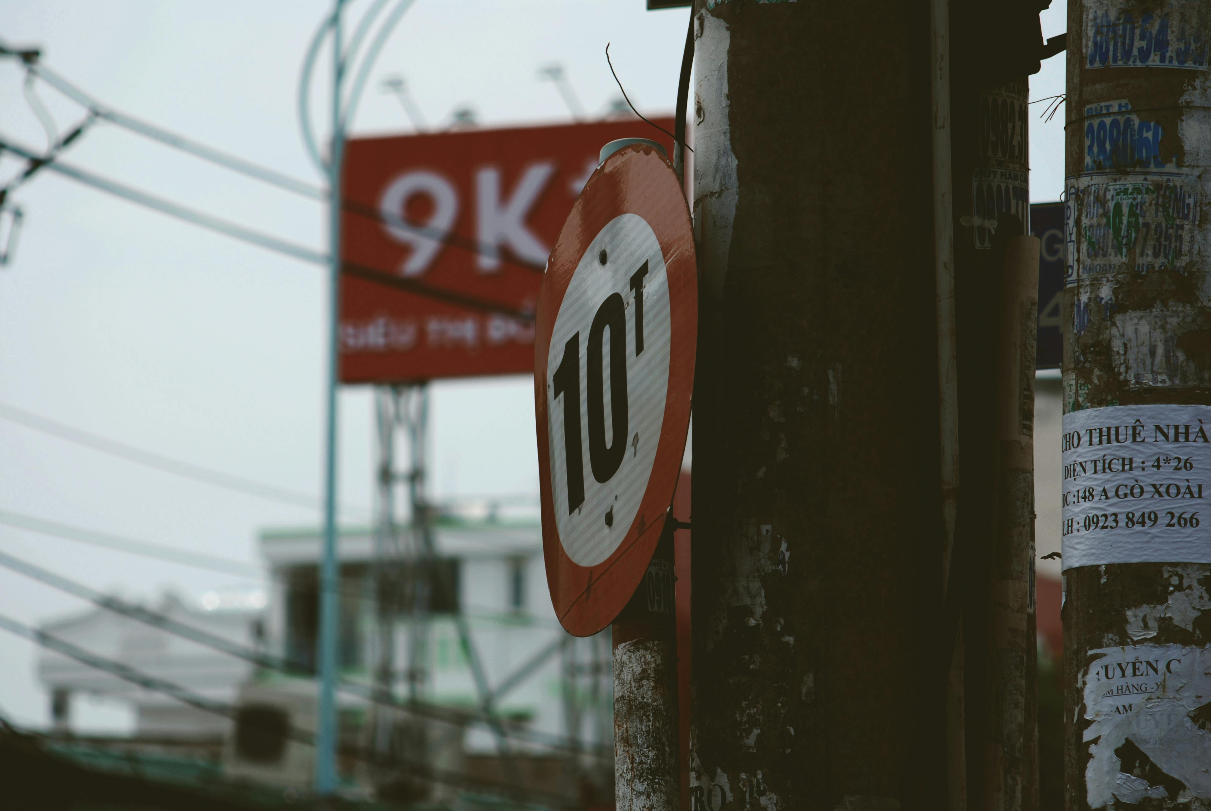 Street Scene with 10t Weight Limit Sign · Free Stock Photo