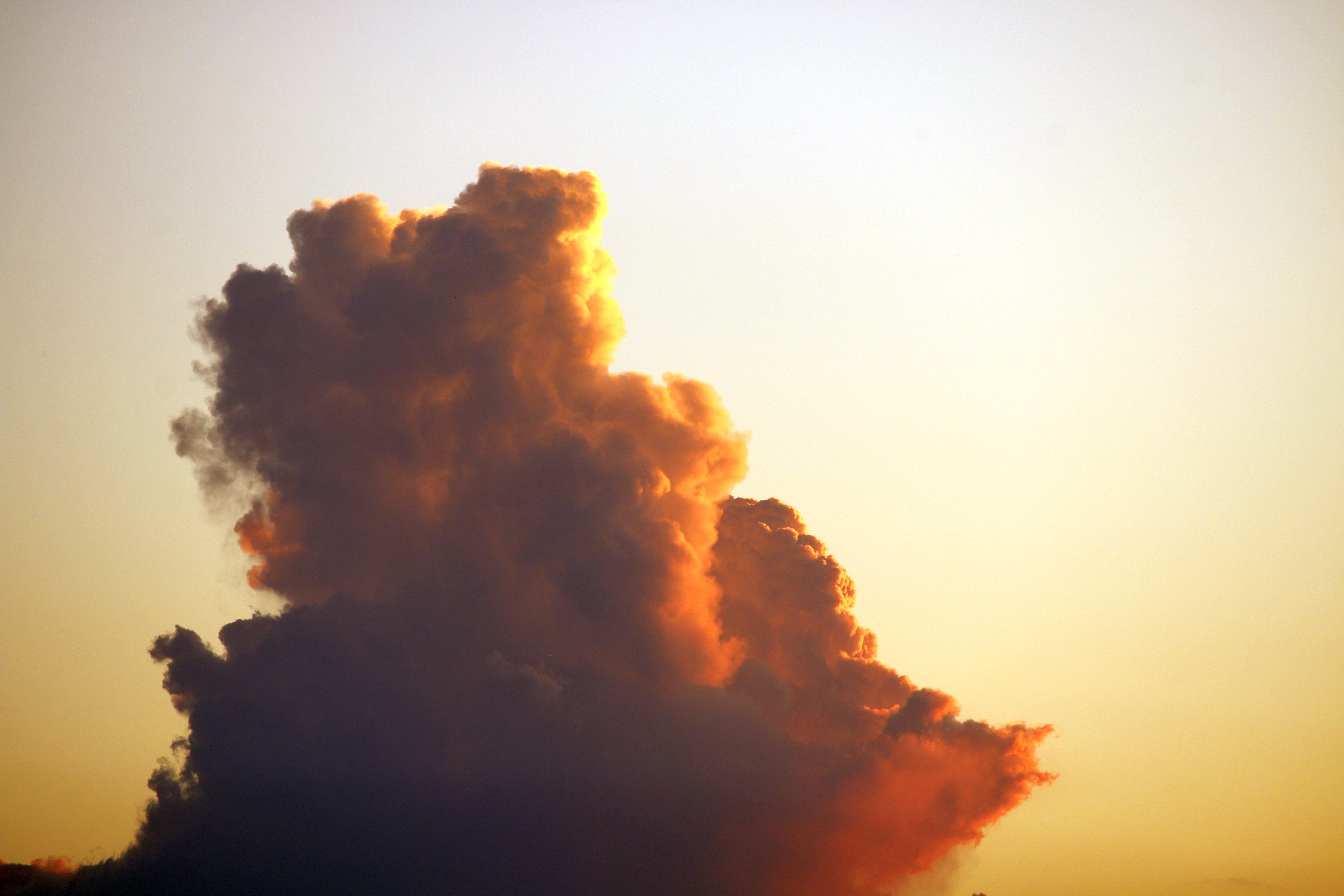 Nuvem Cumulonimbus Dramática Ao Pôr Do Sol No Brasil · Foto ...