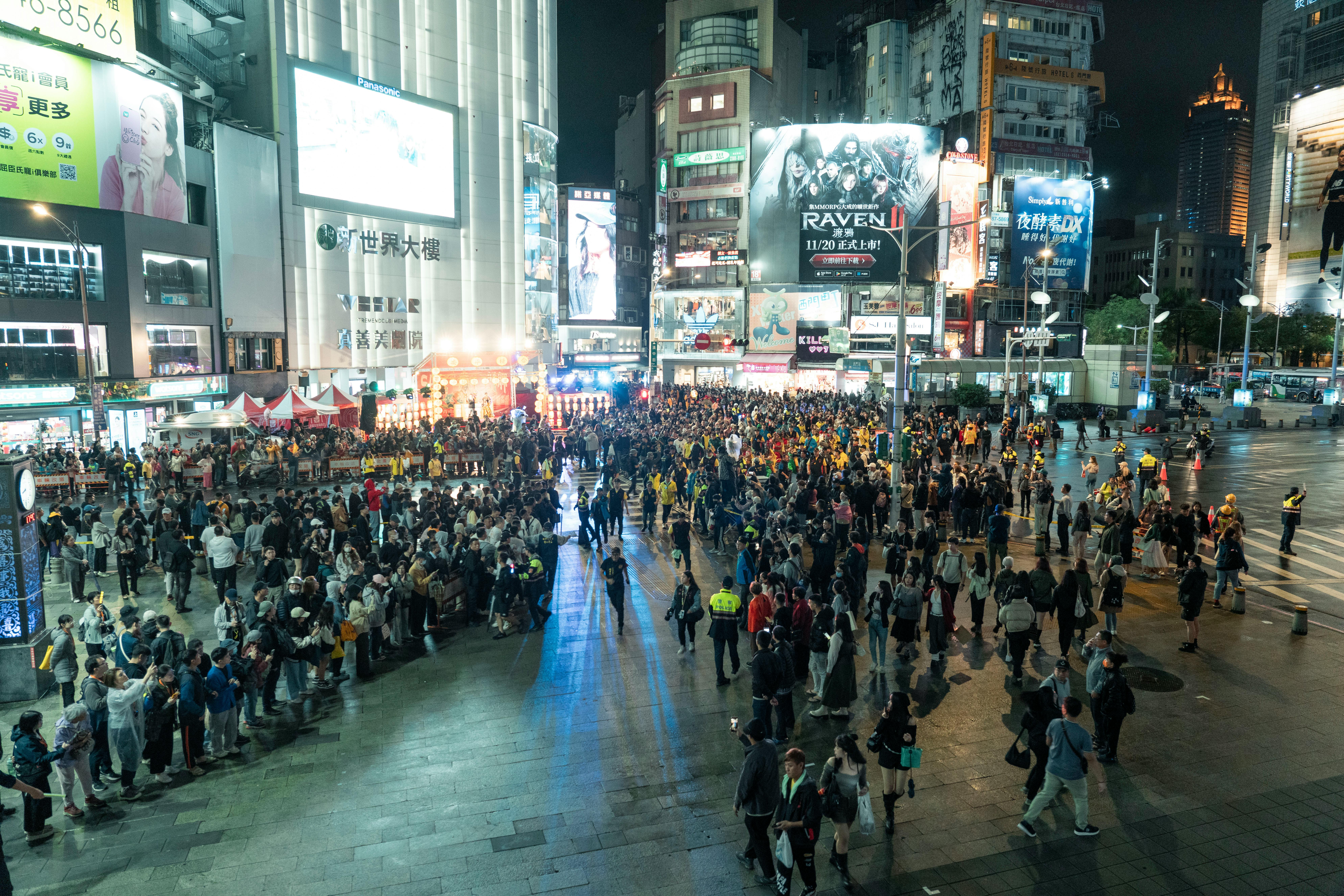 Bustling Night Scene at Ximending, Taipei · Free Stock Photo