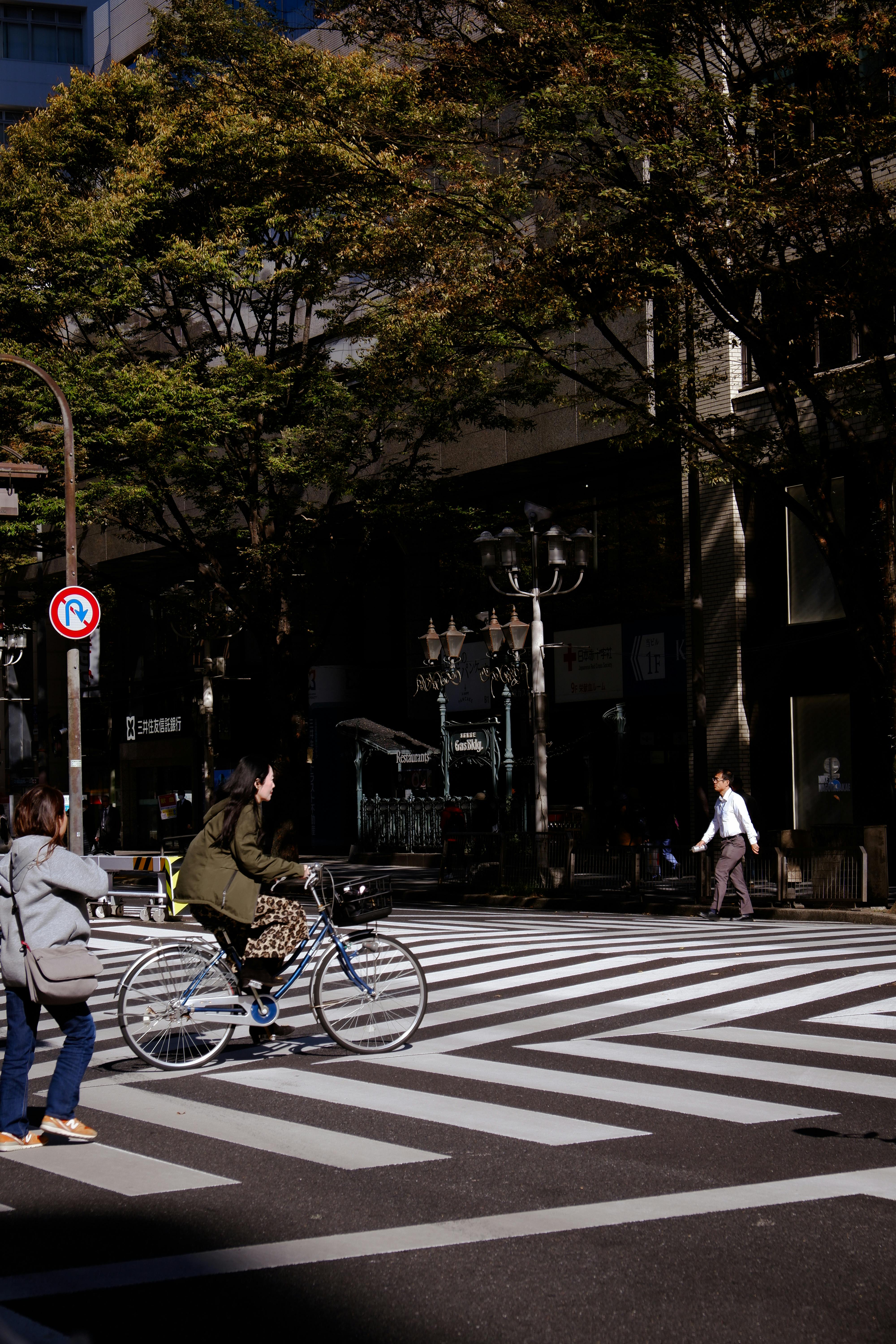 Urban crosswalk with cyclist and pedestrians · Free Stock Photo