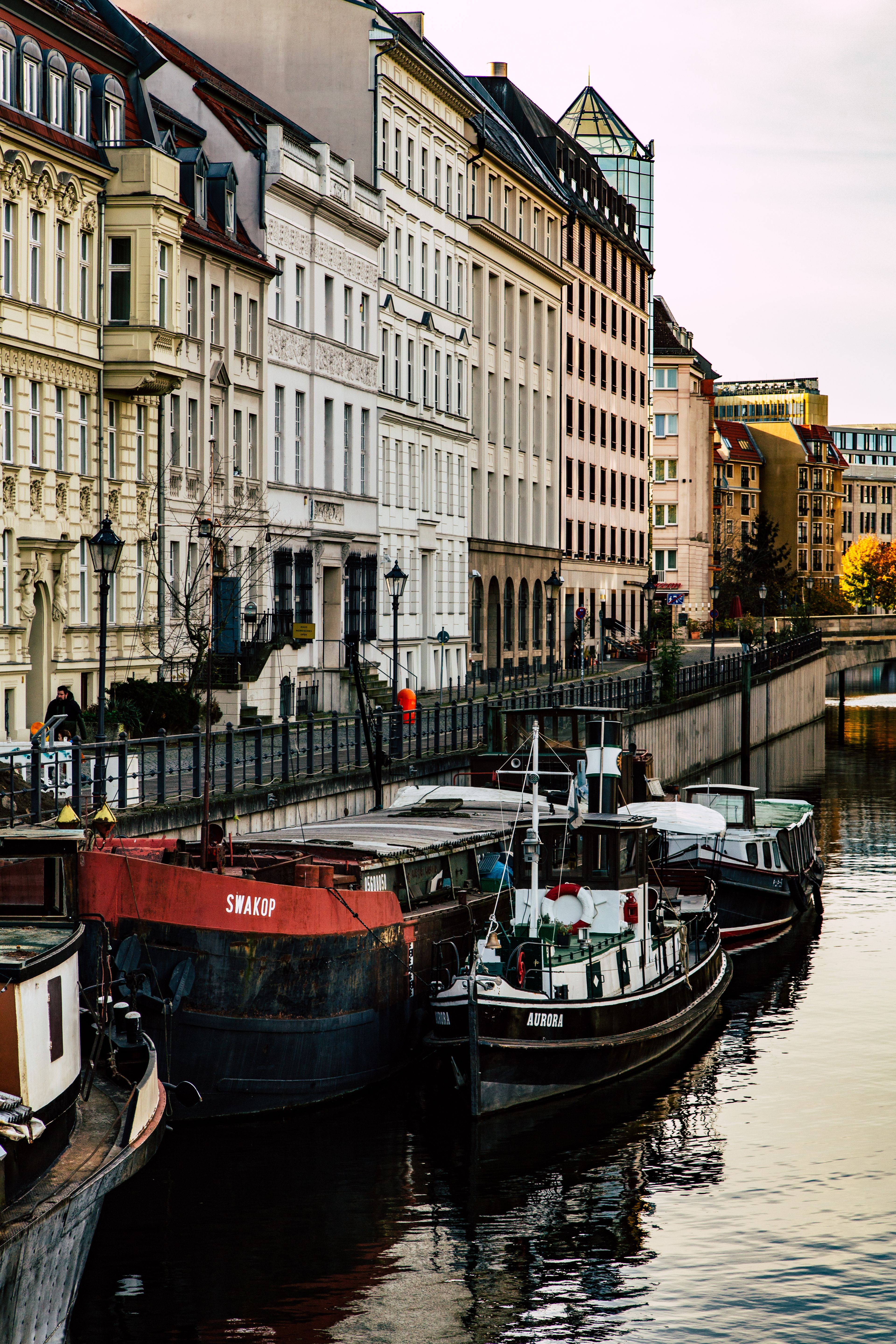 Charming European Canal with Boats and Historic Architecture · Free ...