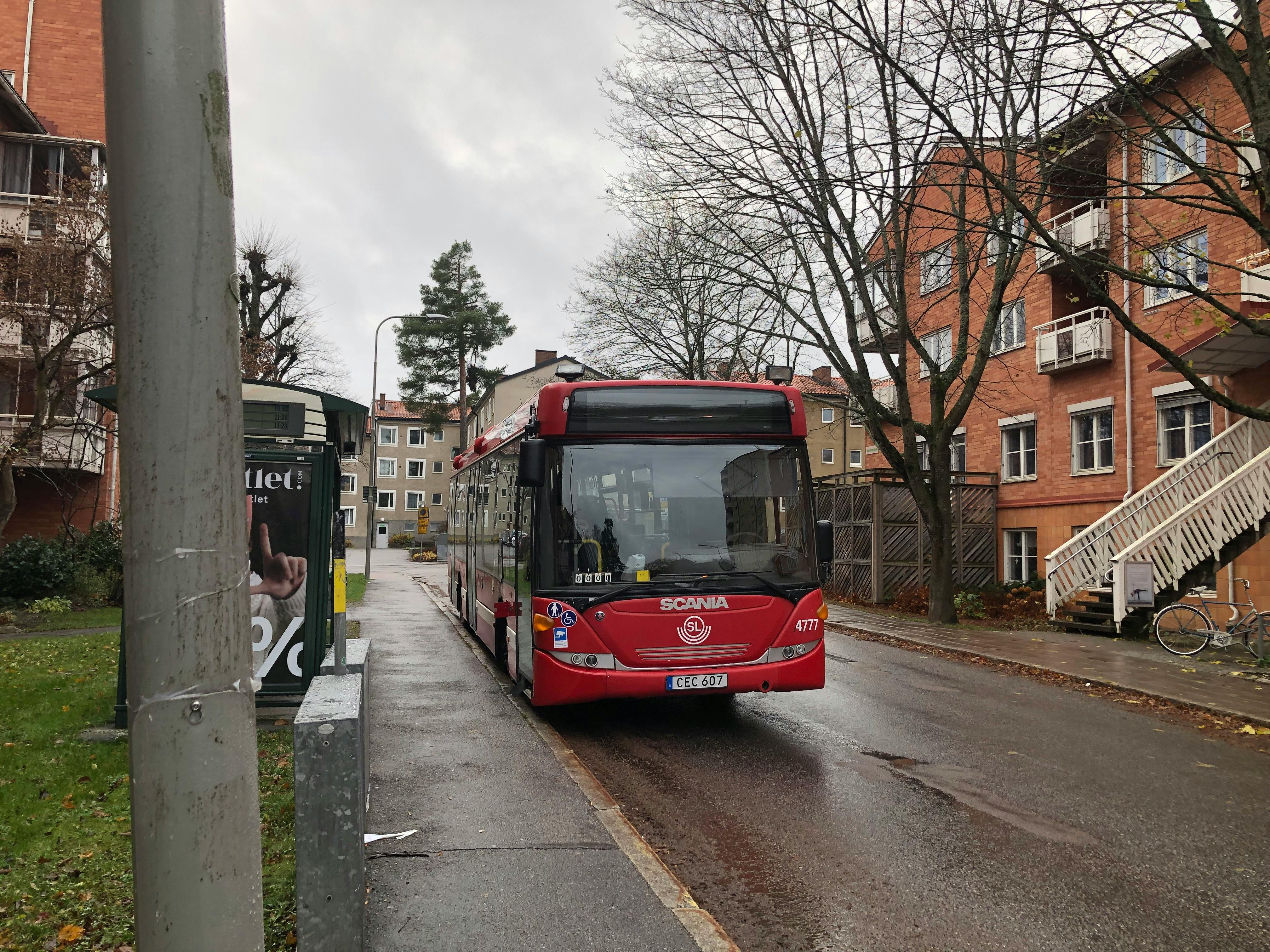 Urban Bus Scene in Residential Neighborhood · Free Stock Photo
