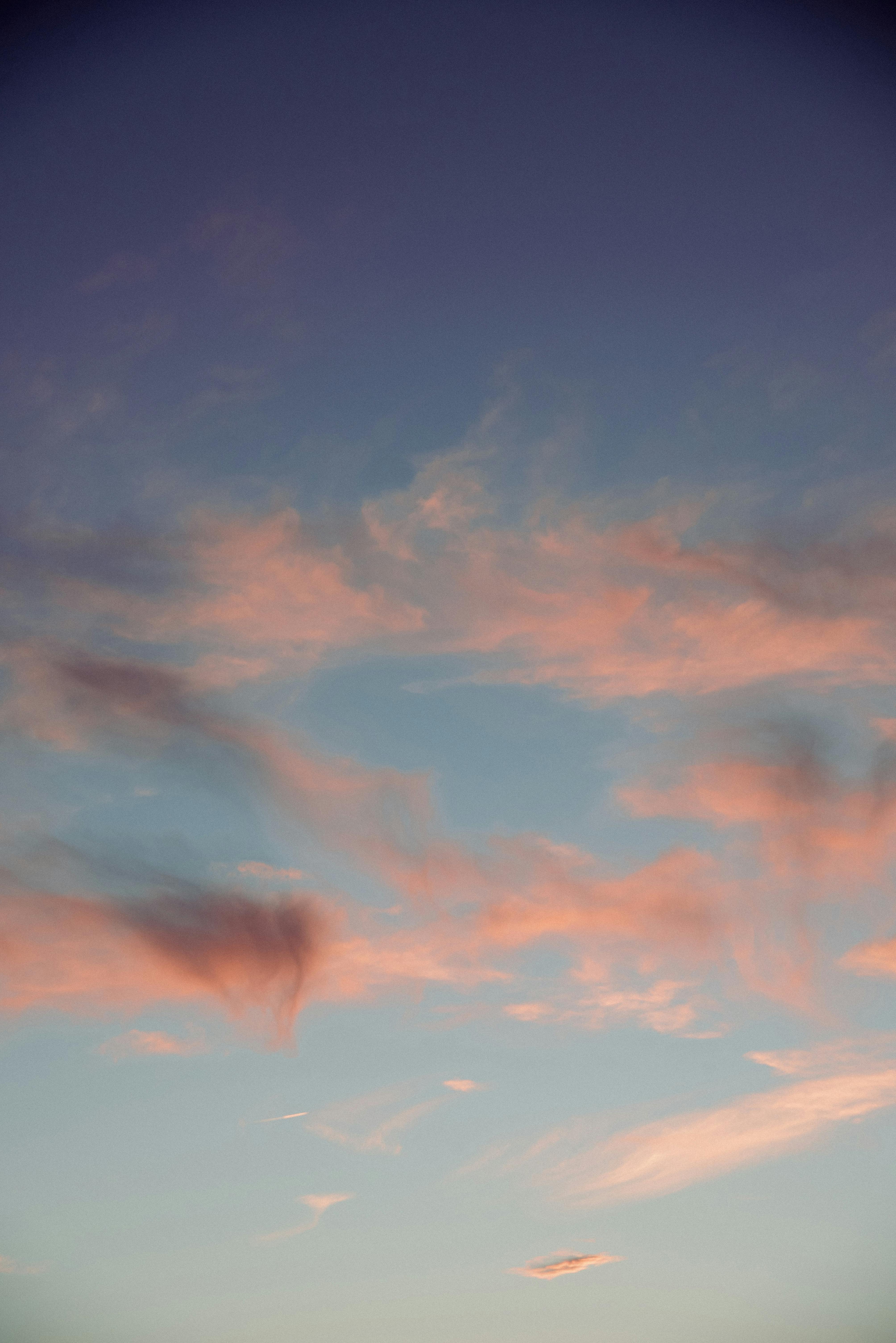 Awan Matahari Terbenam Berwarna Warni Di Langit Biru · Foto Stok Gratis