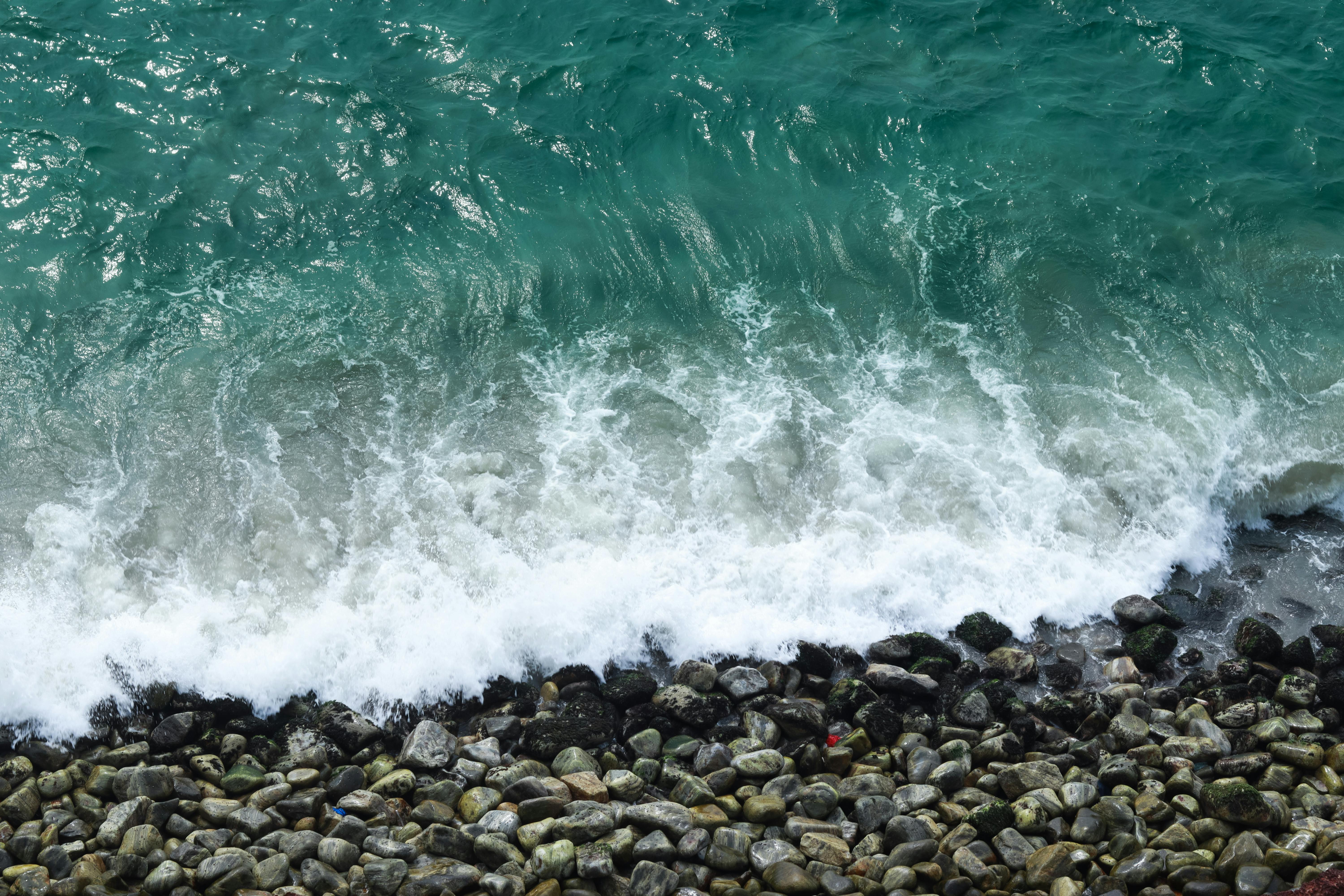 Olas Rompiéndose En La Rocosa Costa De Kerala · Foto de stock gratuita