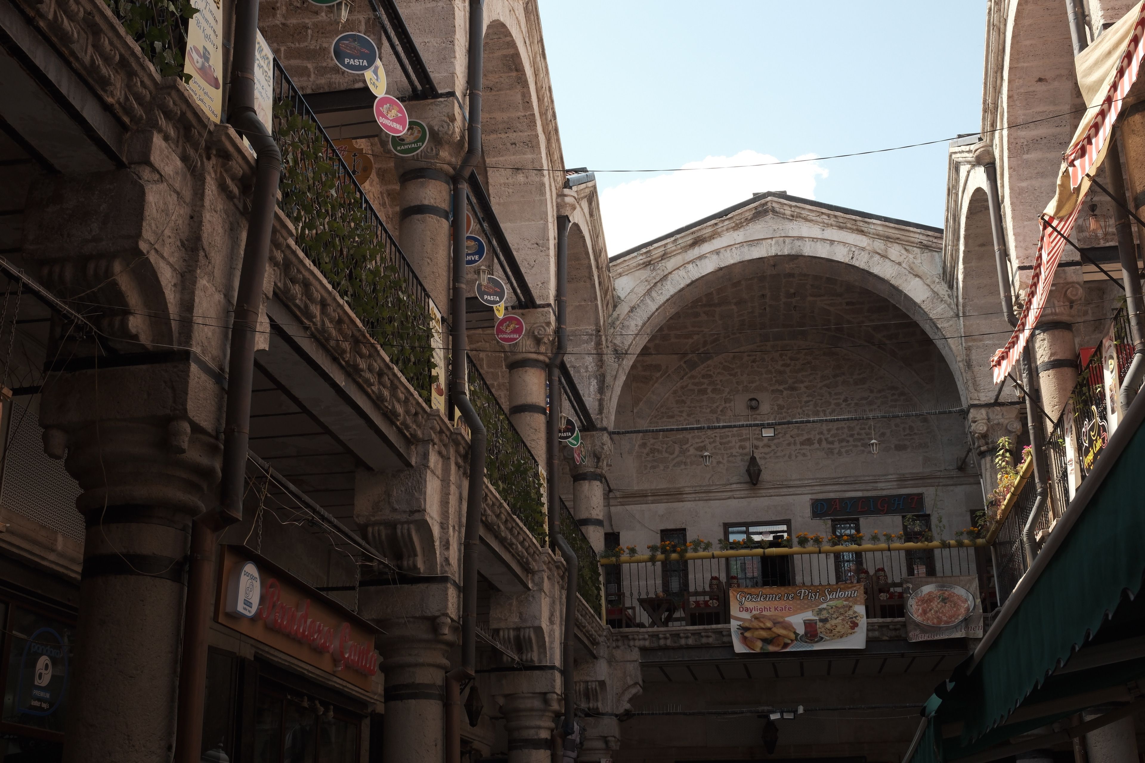 Historic architectural market with arched ceilings · Free Stock Photo