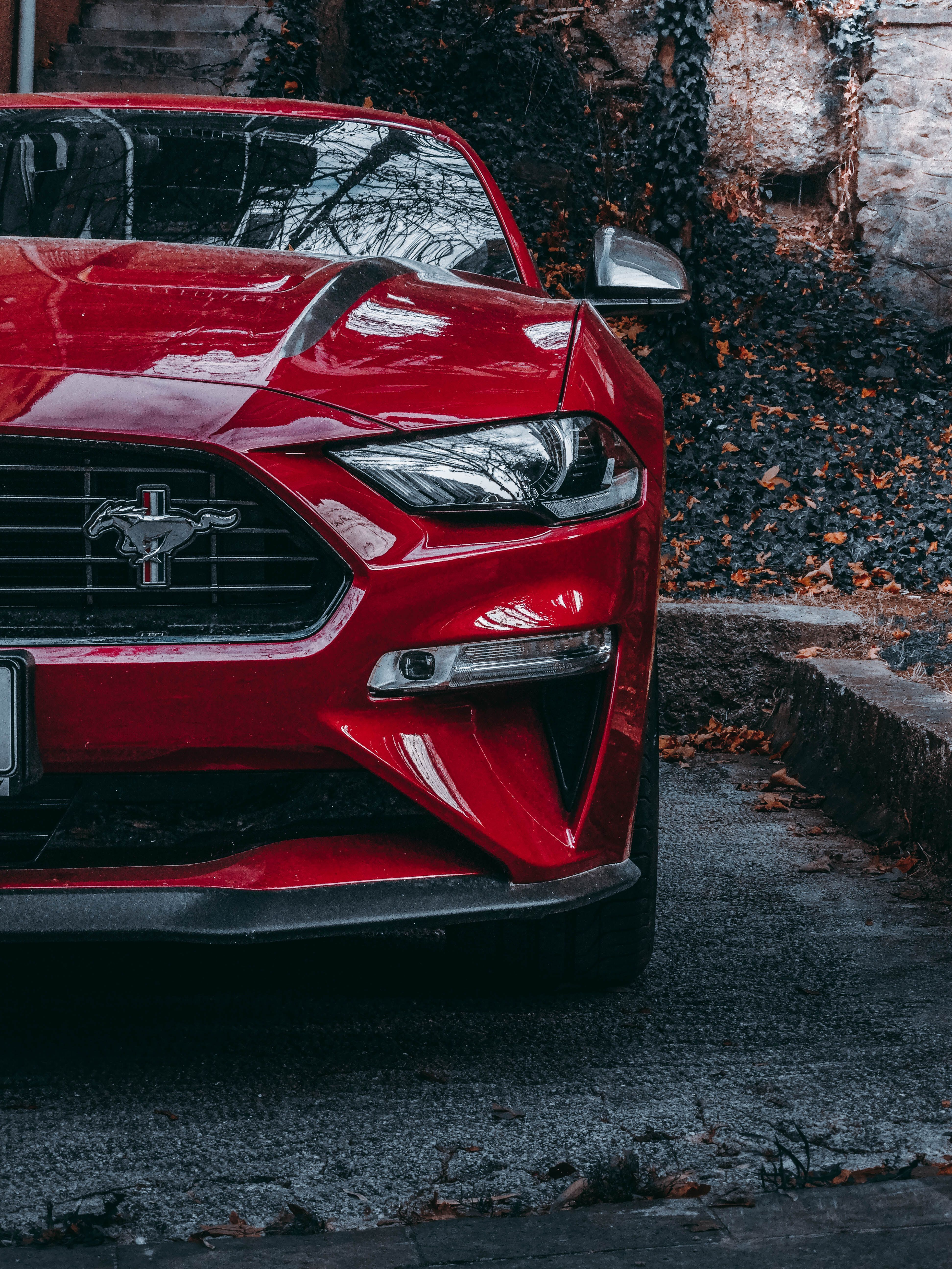 Rode Ford Mustang Geparkeerd Buiten In Ankara · Gratis stockfoto