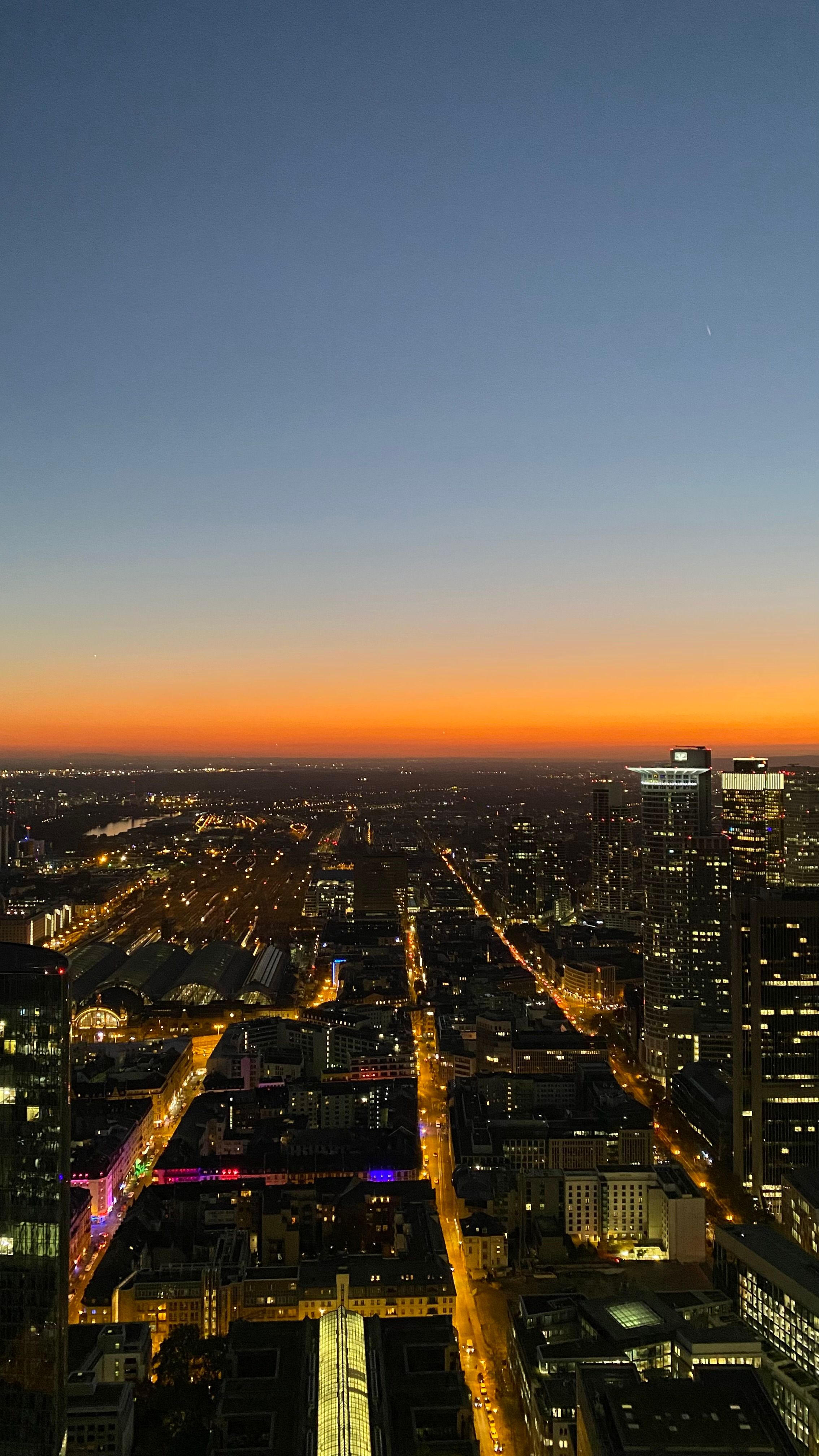 Stunning Cityscape at Twilight with Vibrant Sky · Free Stock Photo