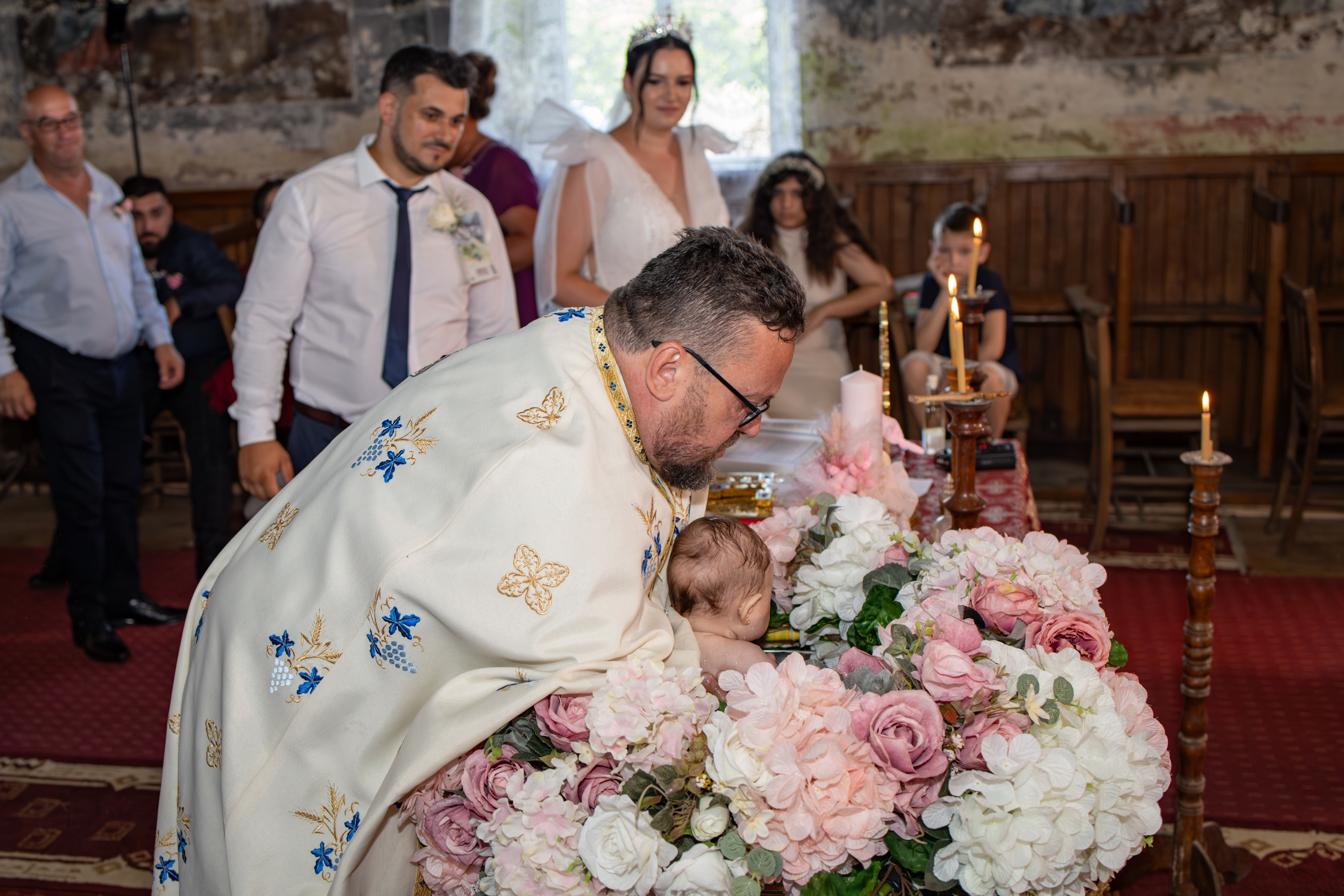 Ceremonia De Bautismo En Un Entorno De Iglesia Histórica Foto De