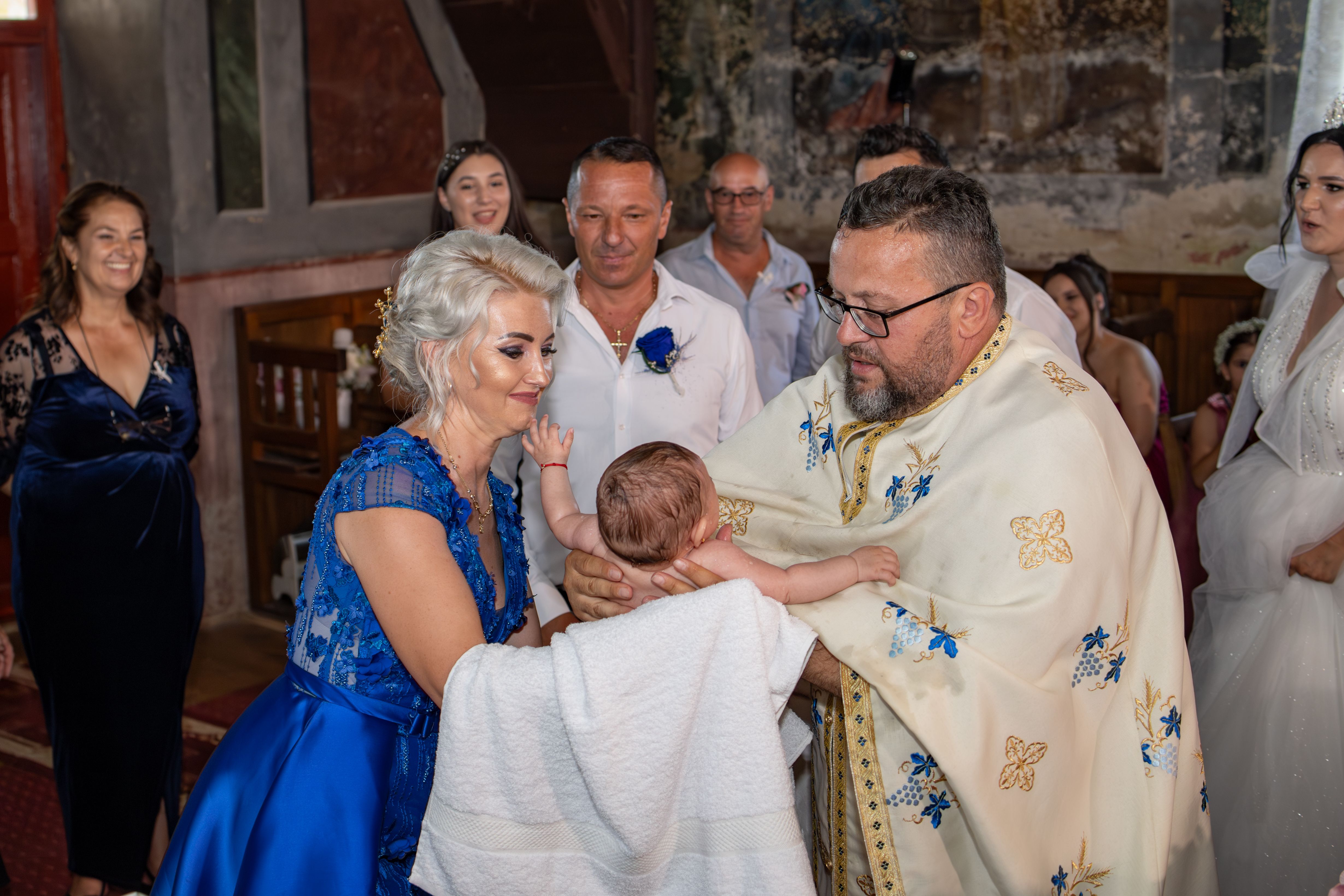 Familia Celebrando Ceremonia De Bautismo En La Iglesia · Foto de stock ...