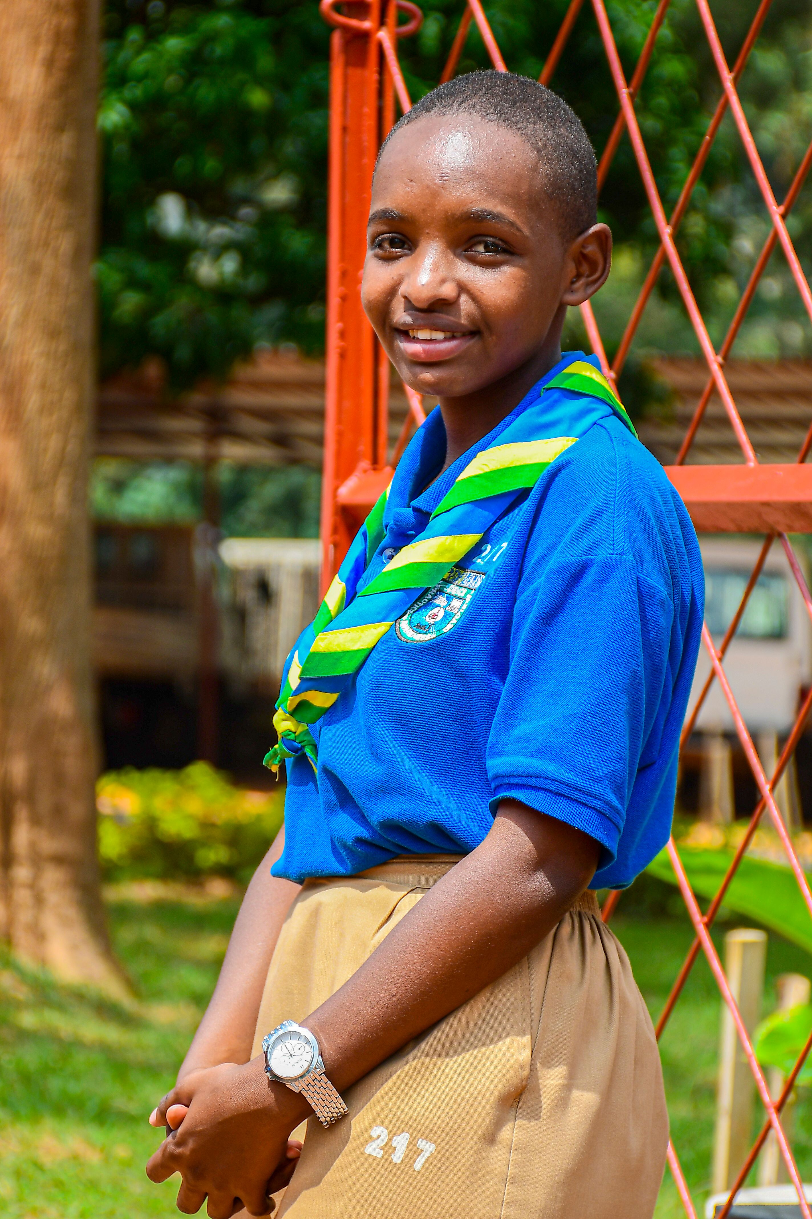Un Jeune Scout Rwandais Pose En Extérieur En Uniforme · Photo gratuite