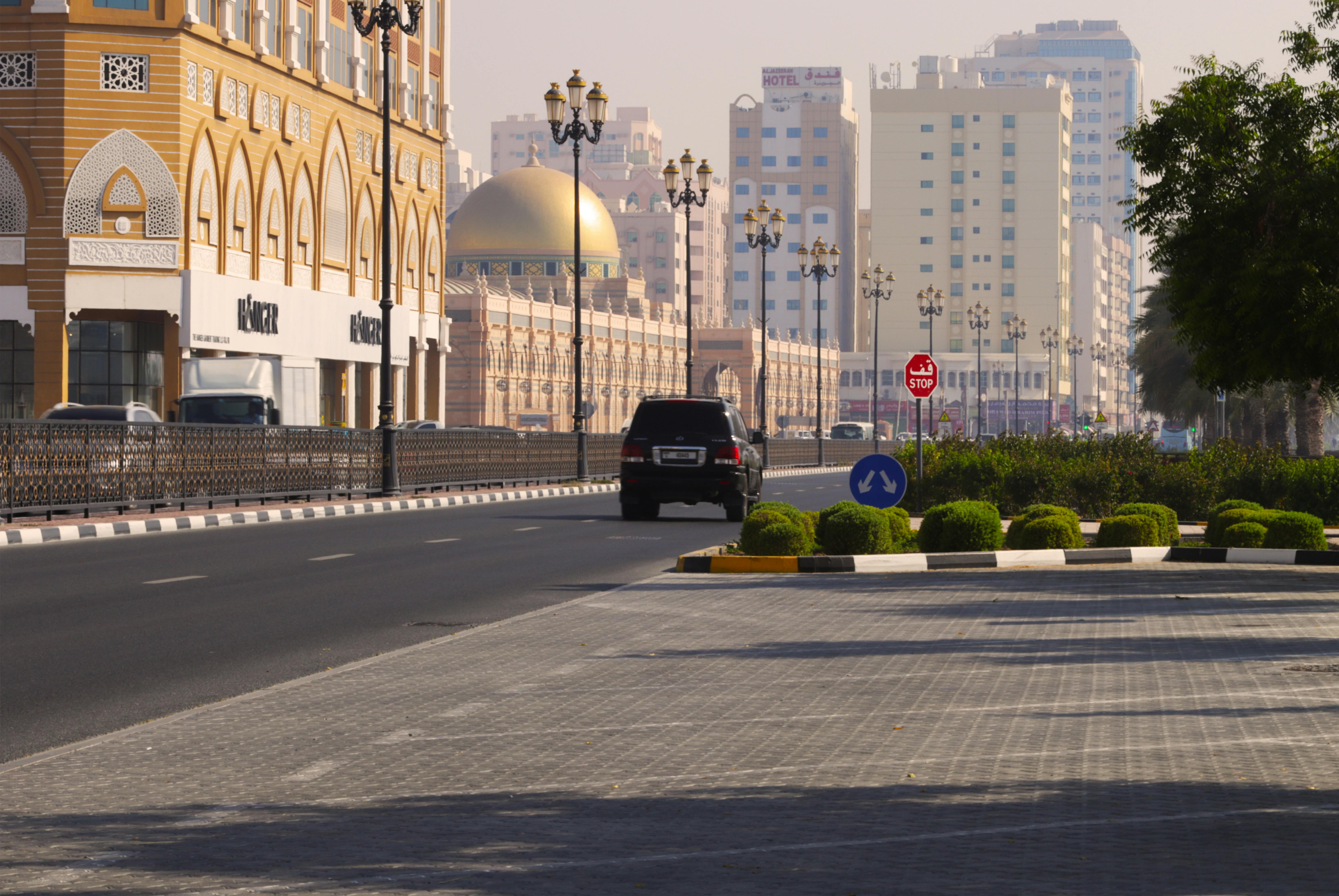 Street in Sharjah with Traditional Architecture · Free Stock Photo