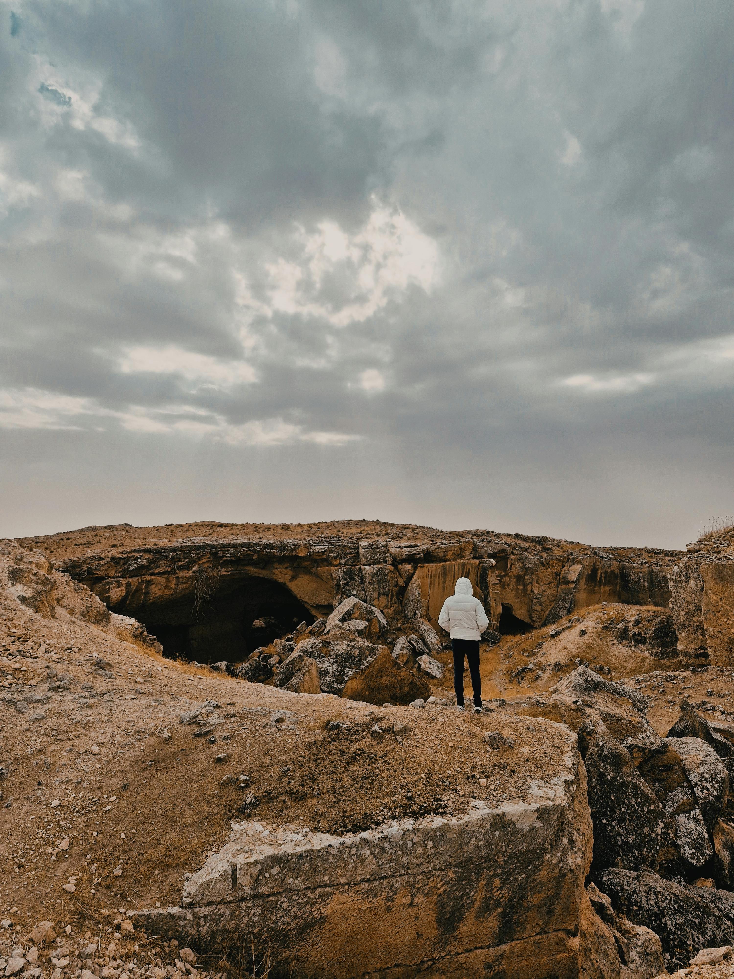 Lonely Explorer in Dramatic Desert Landscape · Free Stock Photo