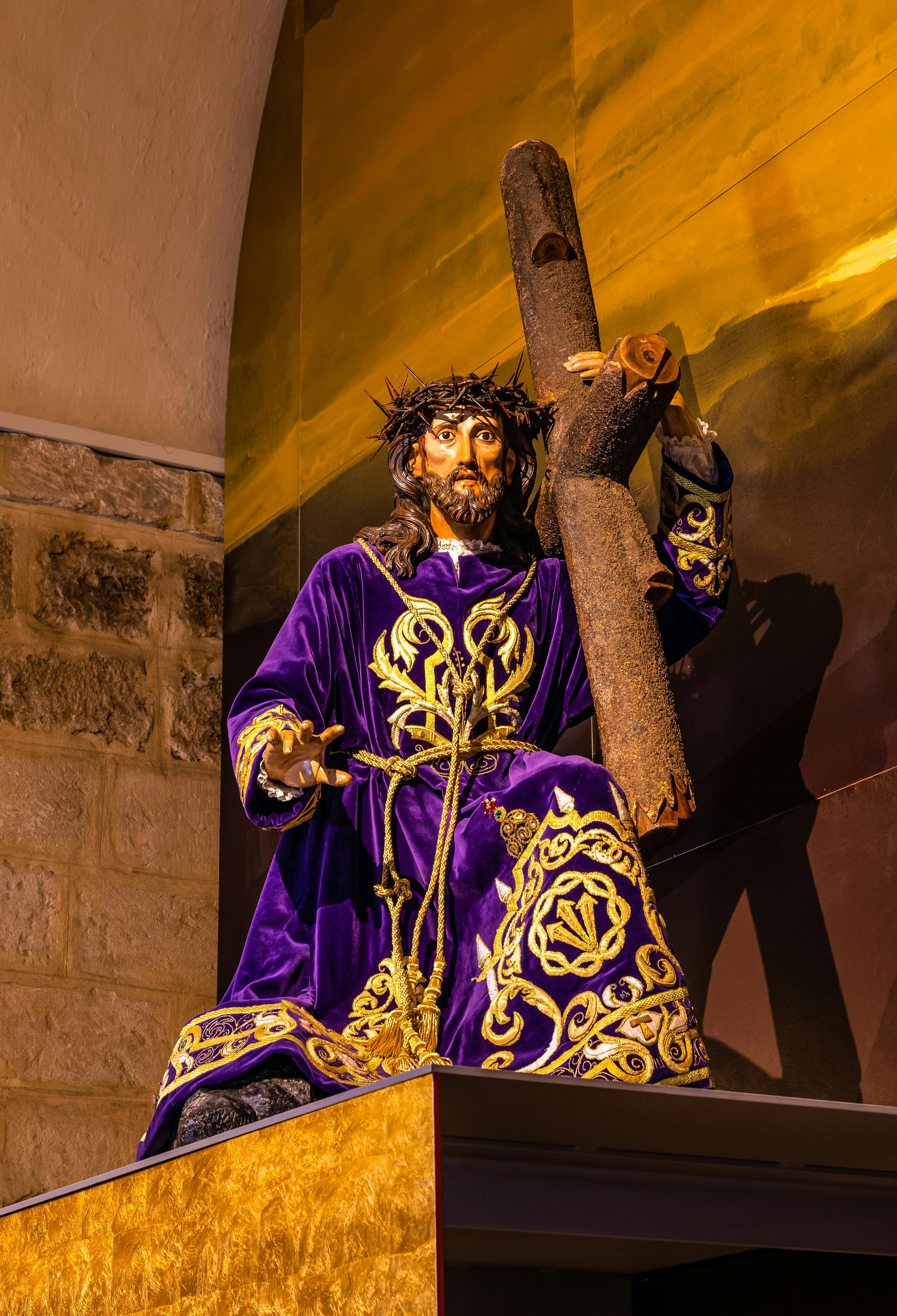 Religious Statue of Jesus Carrying Cross in León · Free Stock Photo