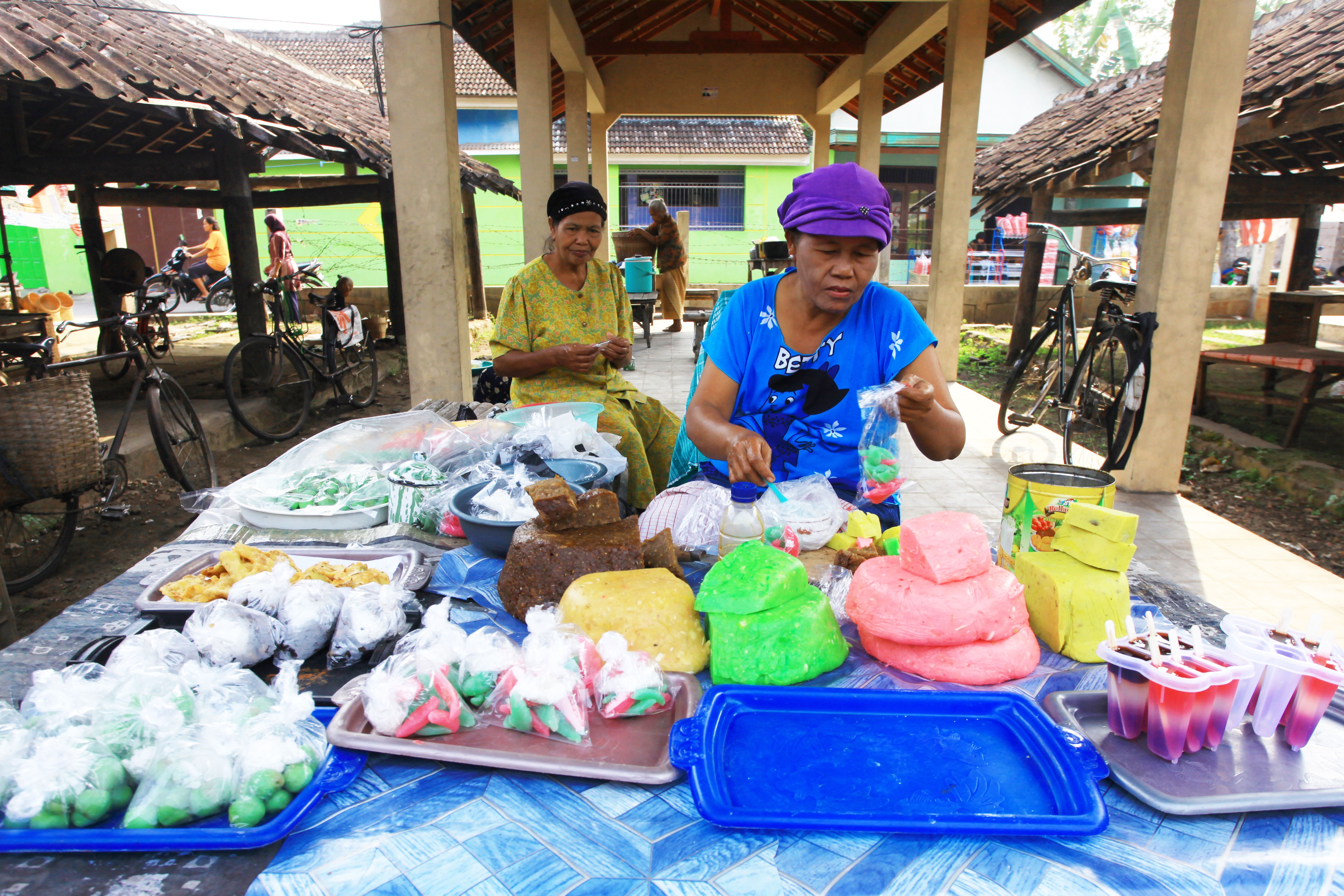 Traditional Indonesian Market Scene with Vendors · Free Stock Photo