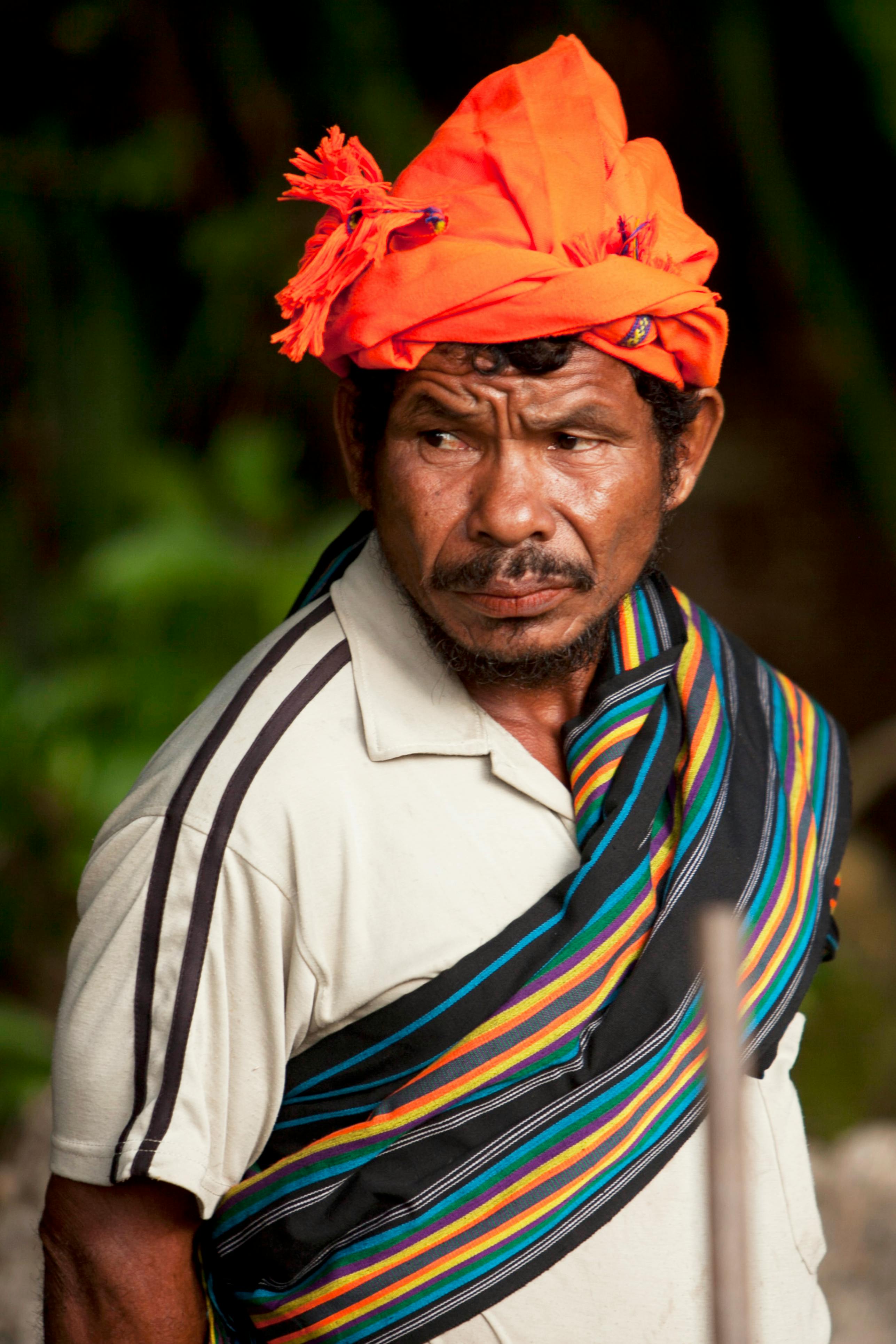 Traje Tradicional De Um Homem Indígena Em Cores Brilhantes · Foto ...