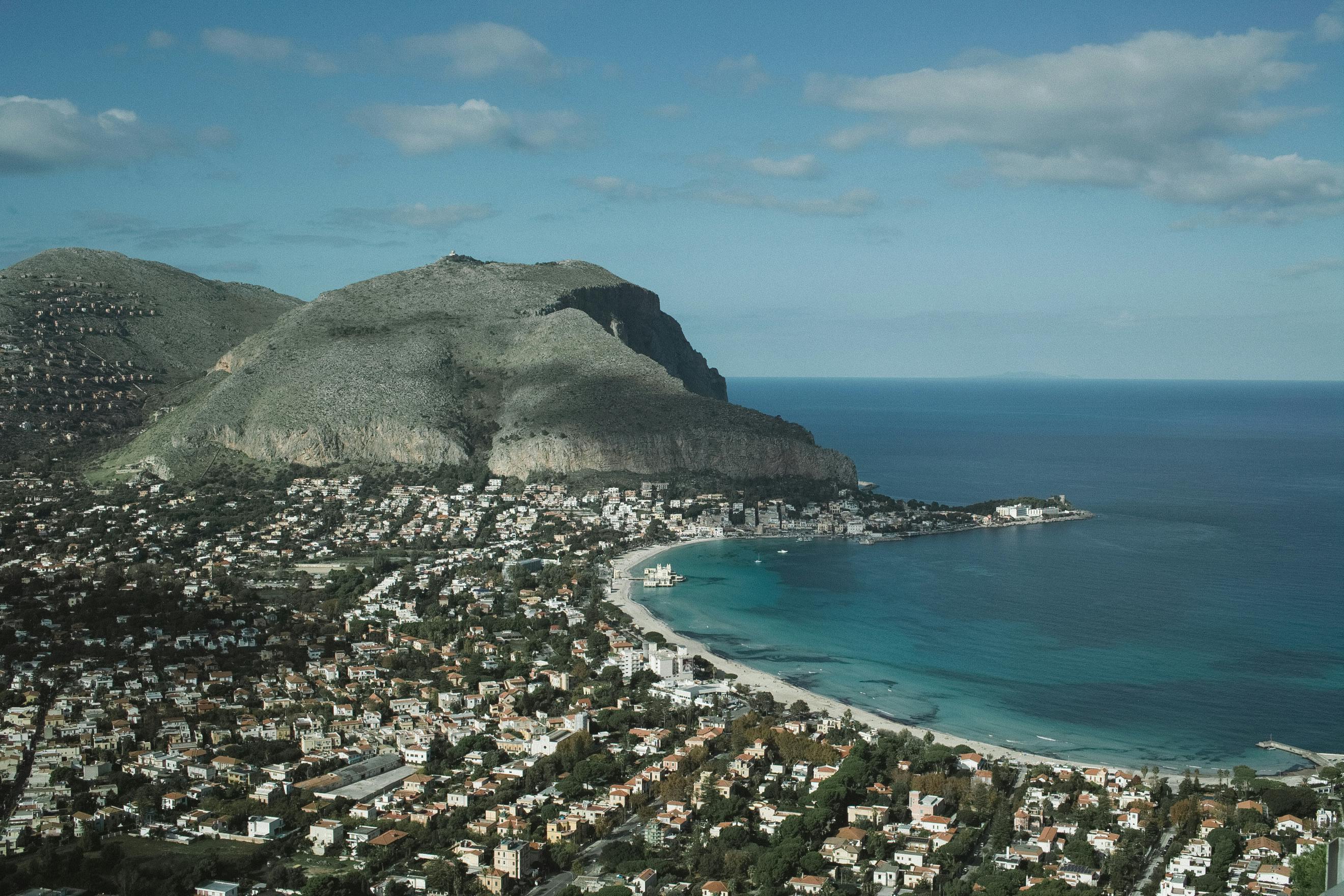Vista Aérea Panorâmica Da Praia De Mondello Em Palermo · Foto ...