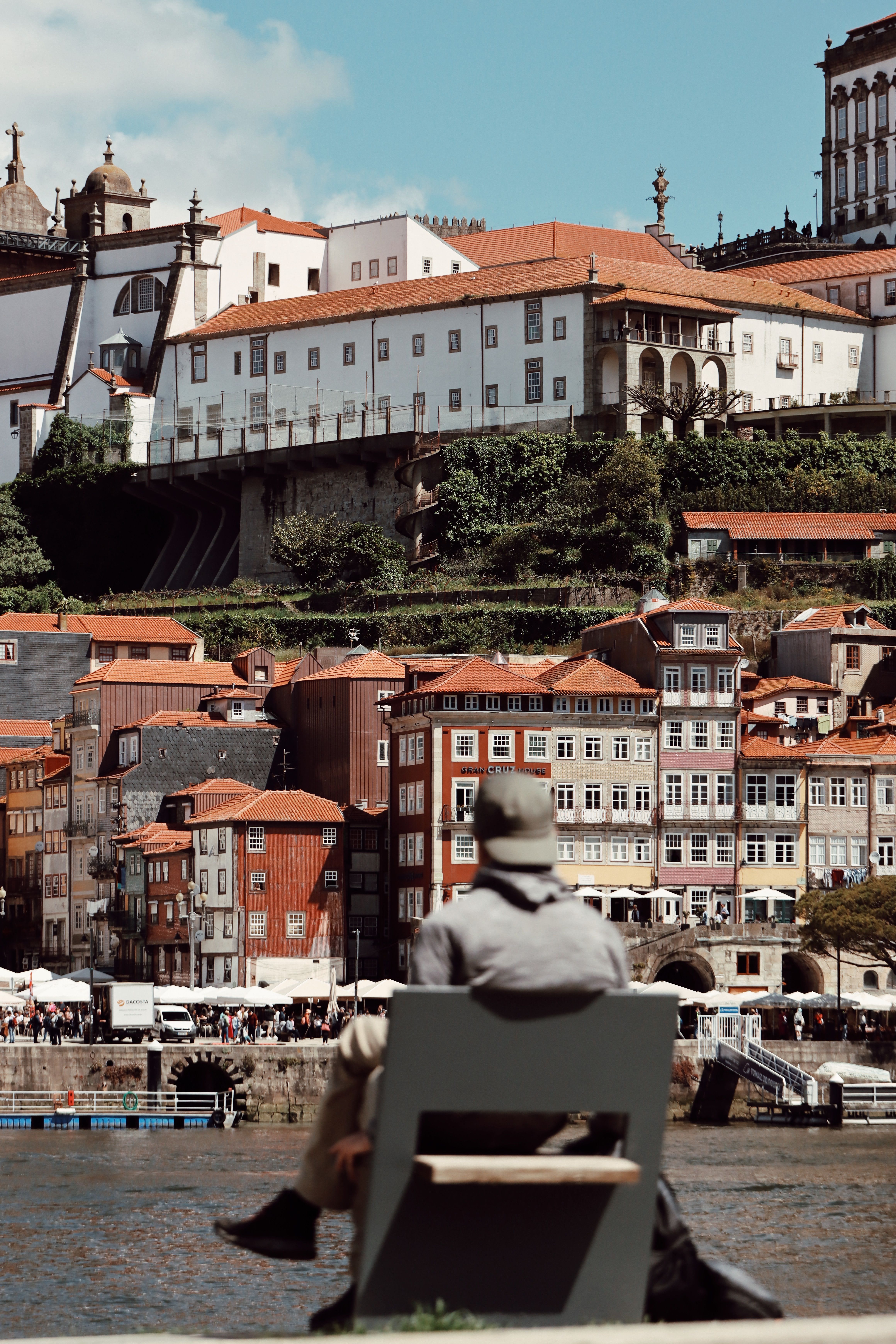 Vista Panorámica De La Arquitectura Histórica Ribereña De Oporto · Foto ...