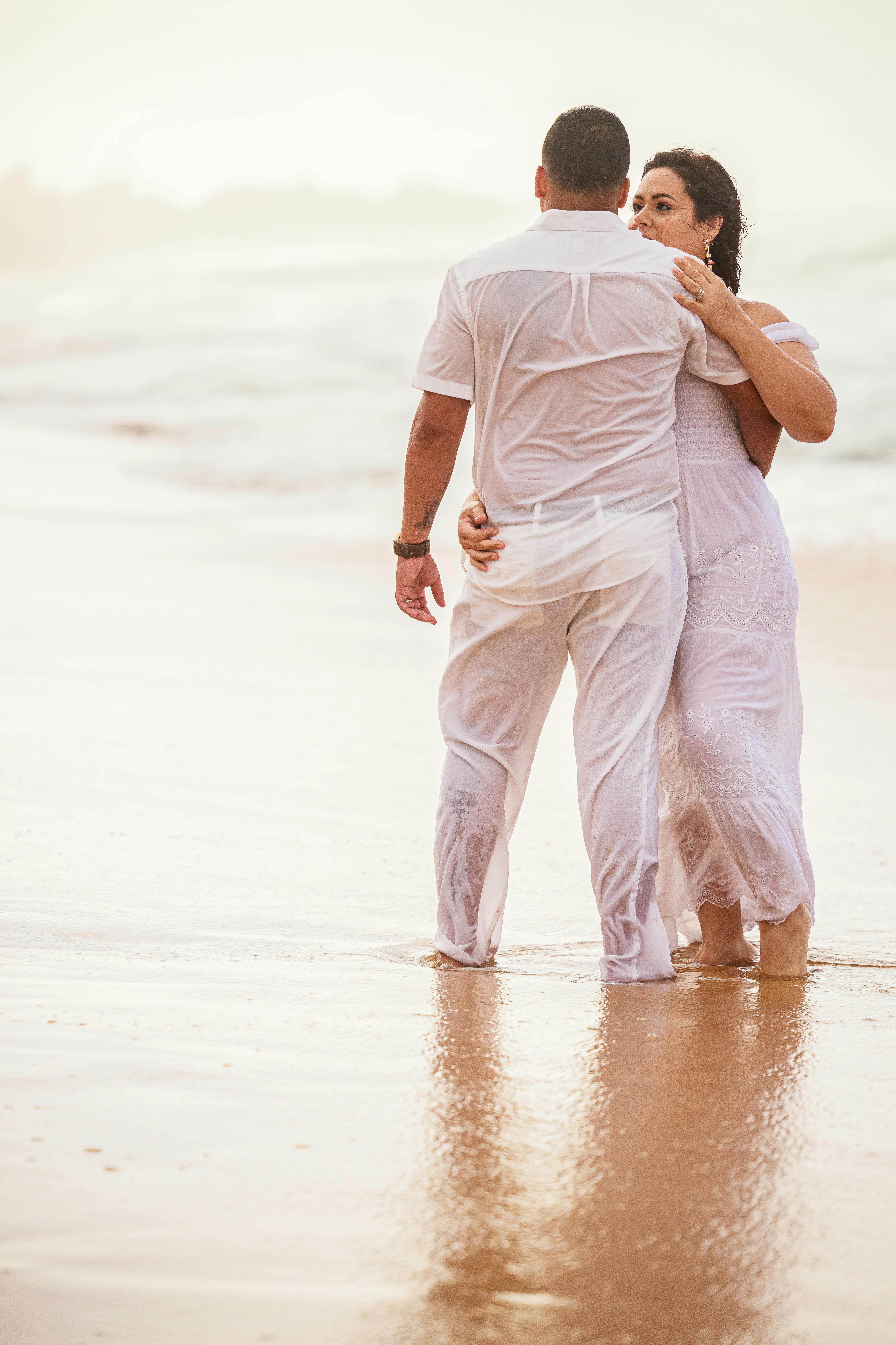 Foto de stock gratuita sobre abrazar, adulto, afecto, agua poco ...