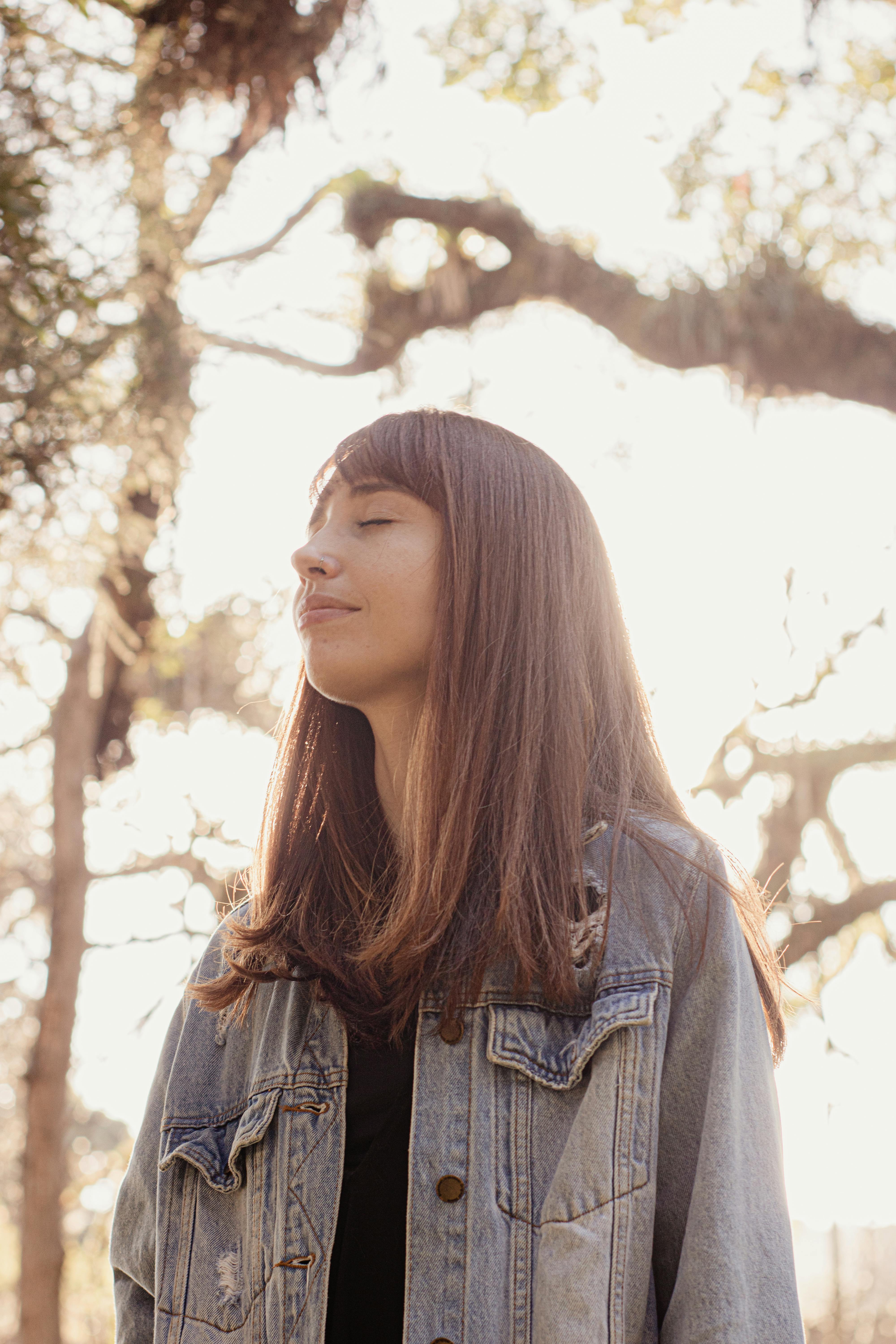 Jeune Femme Profitant D'un Coucher De Soleil Paisible En Plein Air ...