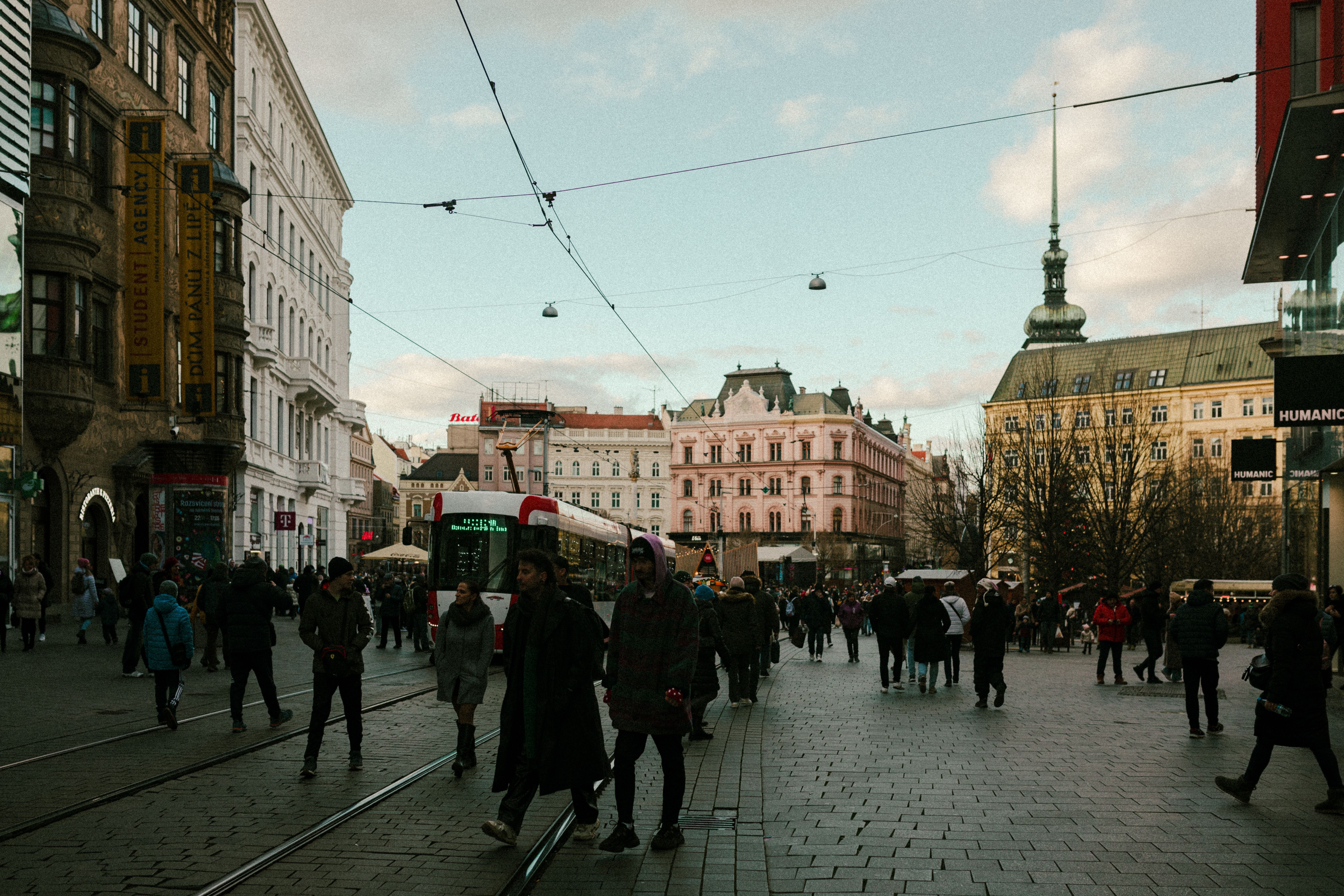 Busy Urban Street Scene with Historic Architecture · Free Stock Photo
