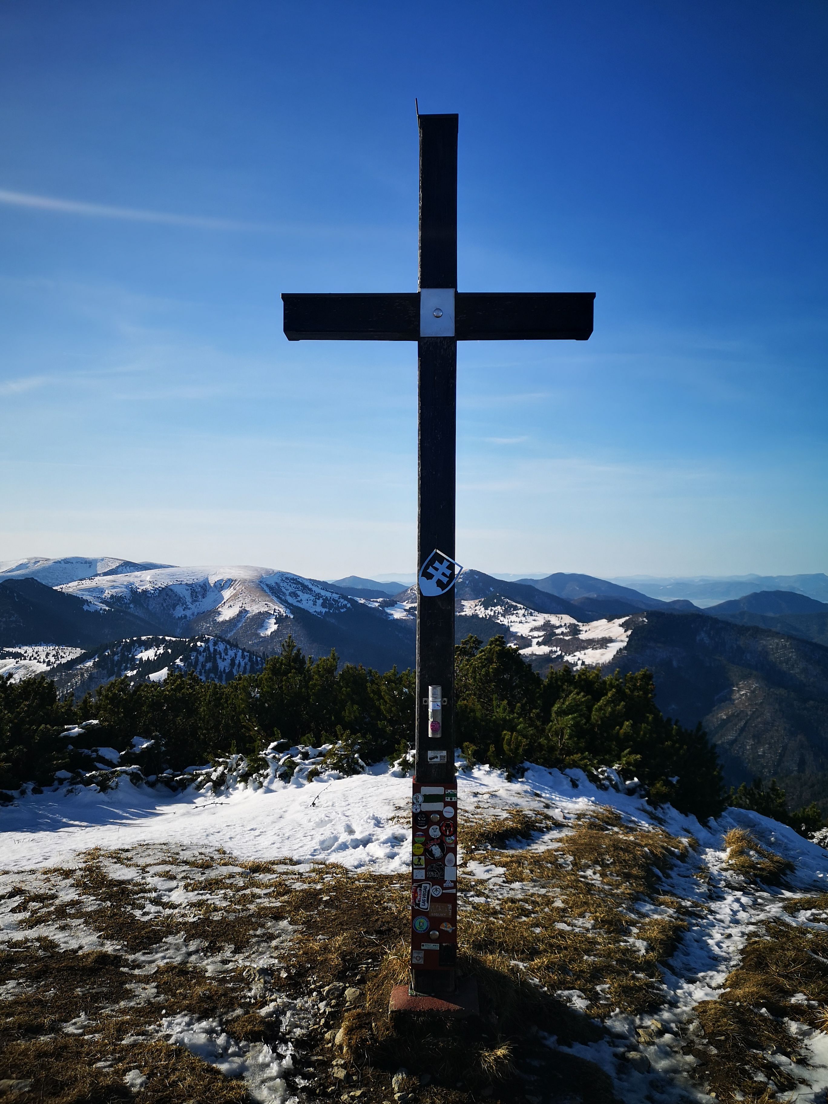 Gratis Una cruz en la cima de una montaña nevada con impresionantes ...