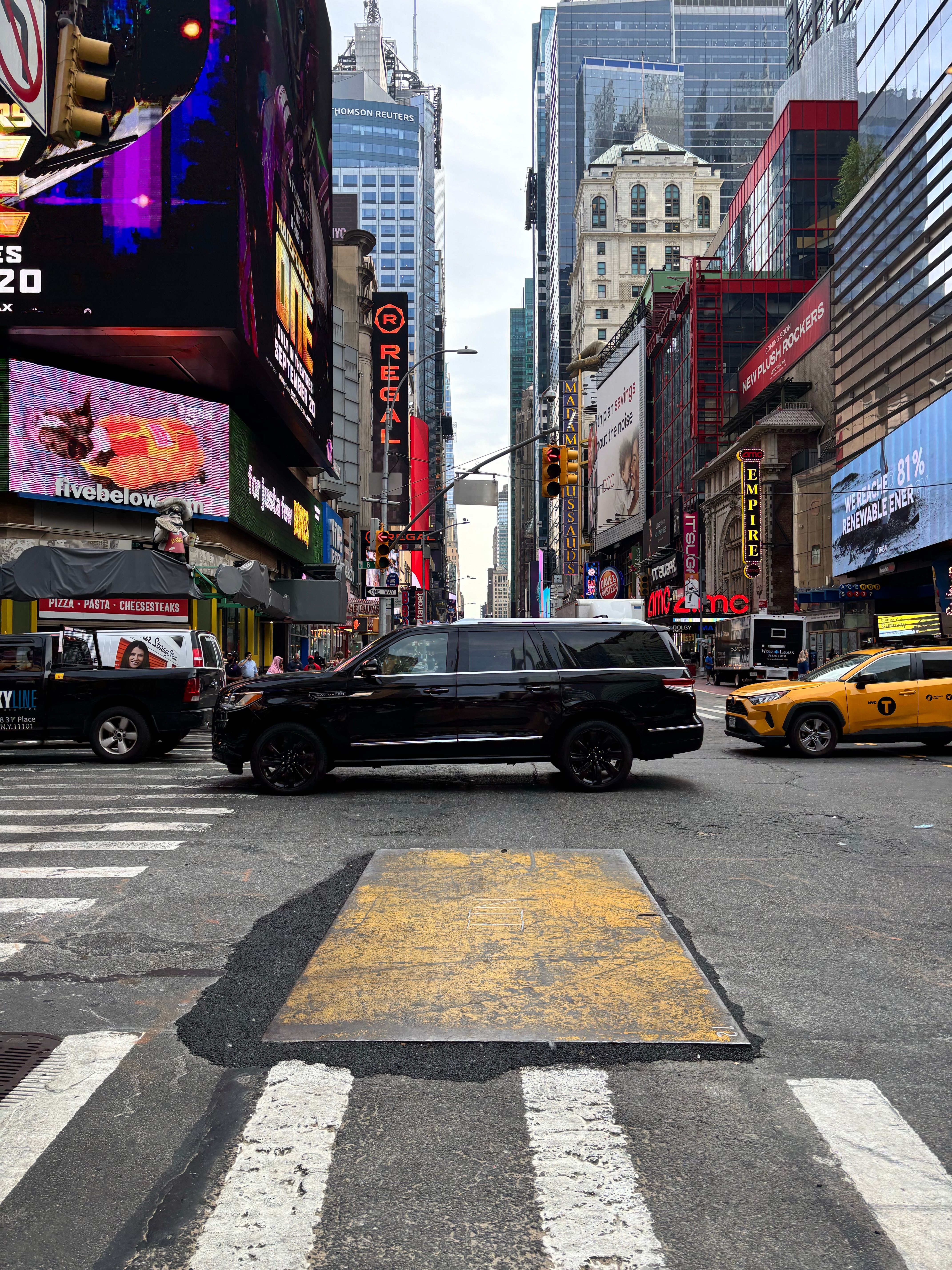 Rua Movimentada Da Cidade De Nova York Com Arranha Céus E Trânsito ...