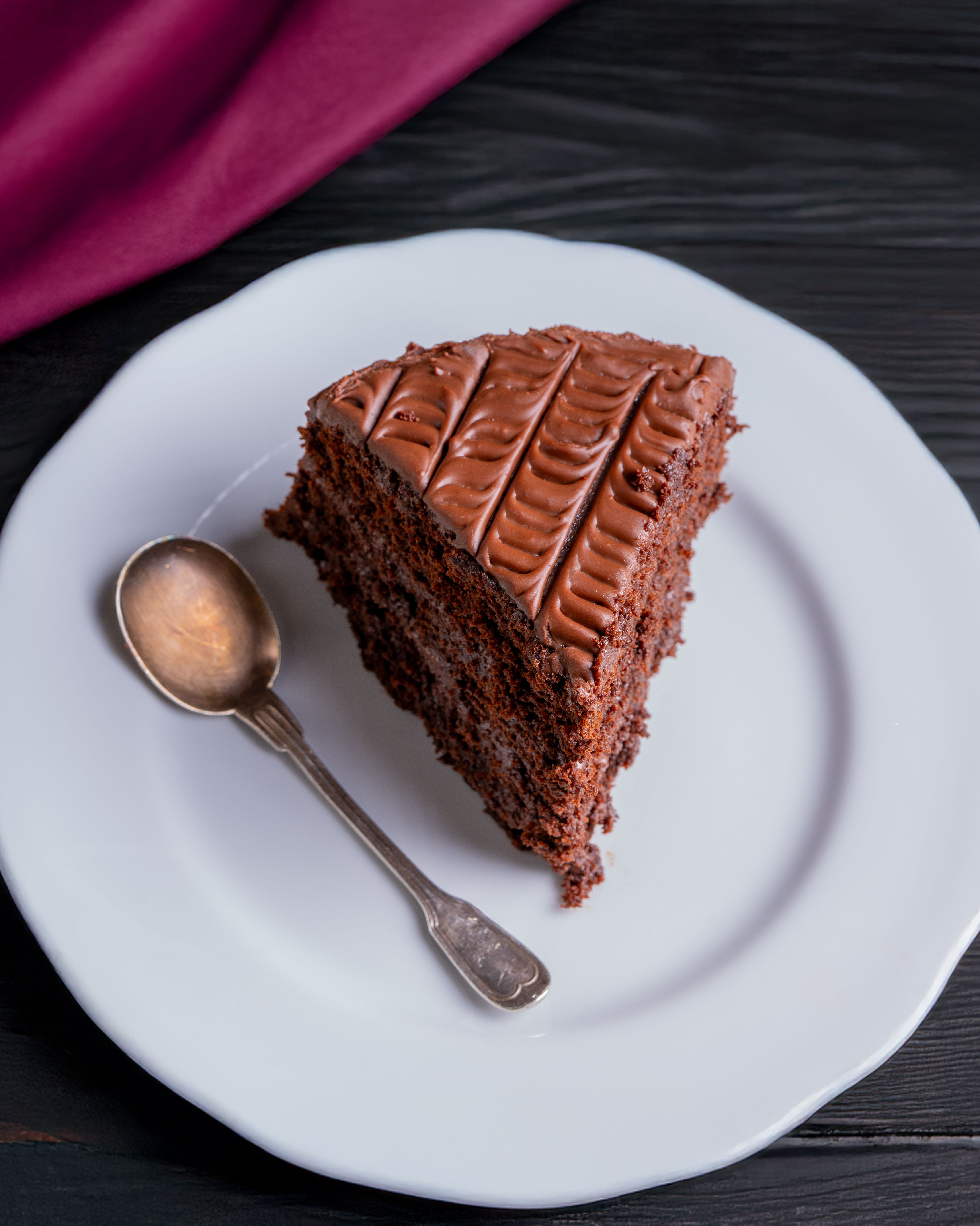 Deliciosa Porción De Pastel De Chocolate En Un Plato Elegante · Foto de ...