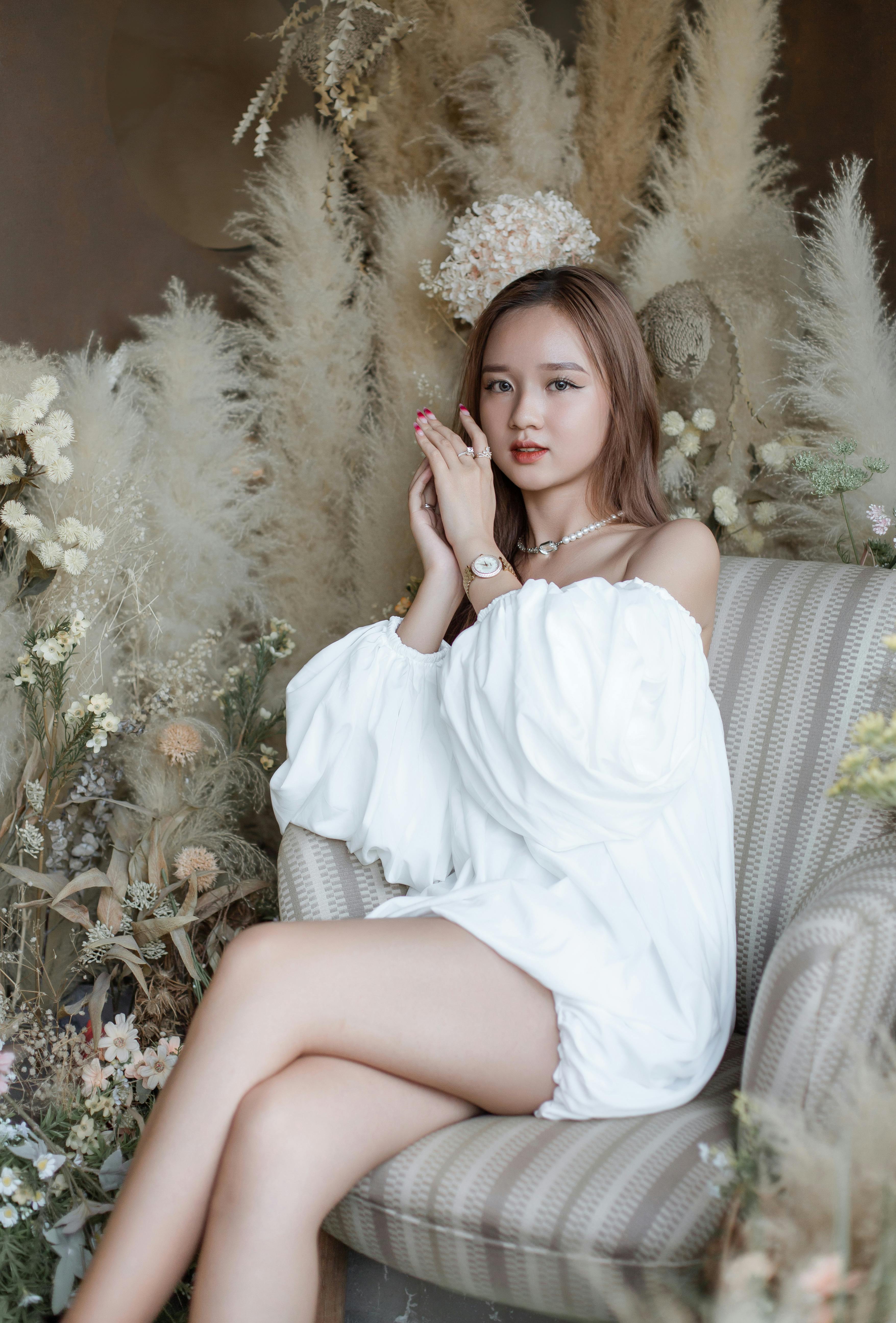 Female Posing Photos, Download The BEST Free Female Posing Stock Photos ...