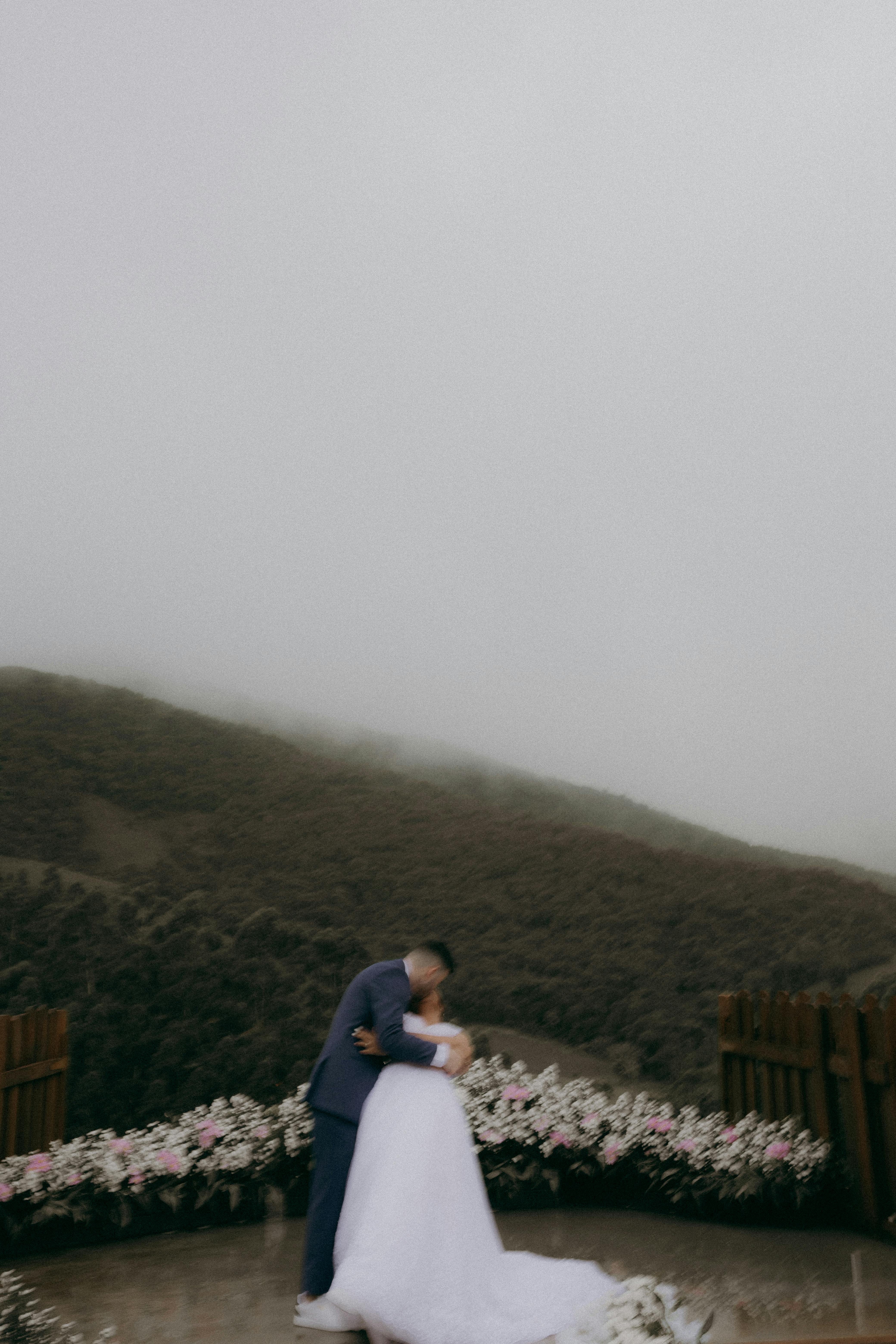 Romantic Wedding Kiss in Scenic Mountain View · Free Stock Photo