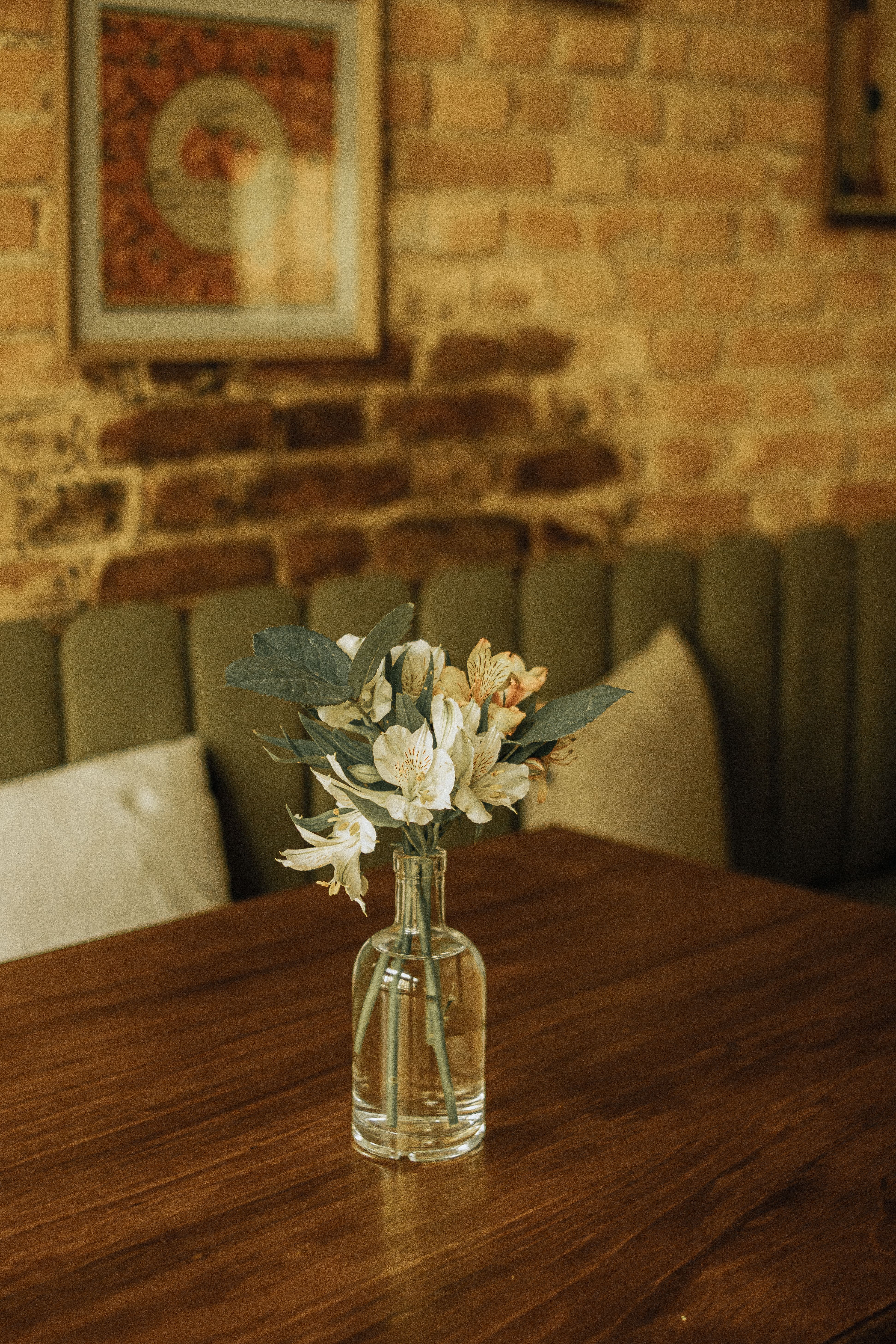 Chic Rustic Floral Arrangement in Cozy Cafe Setting · Free Stock Photo