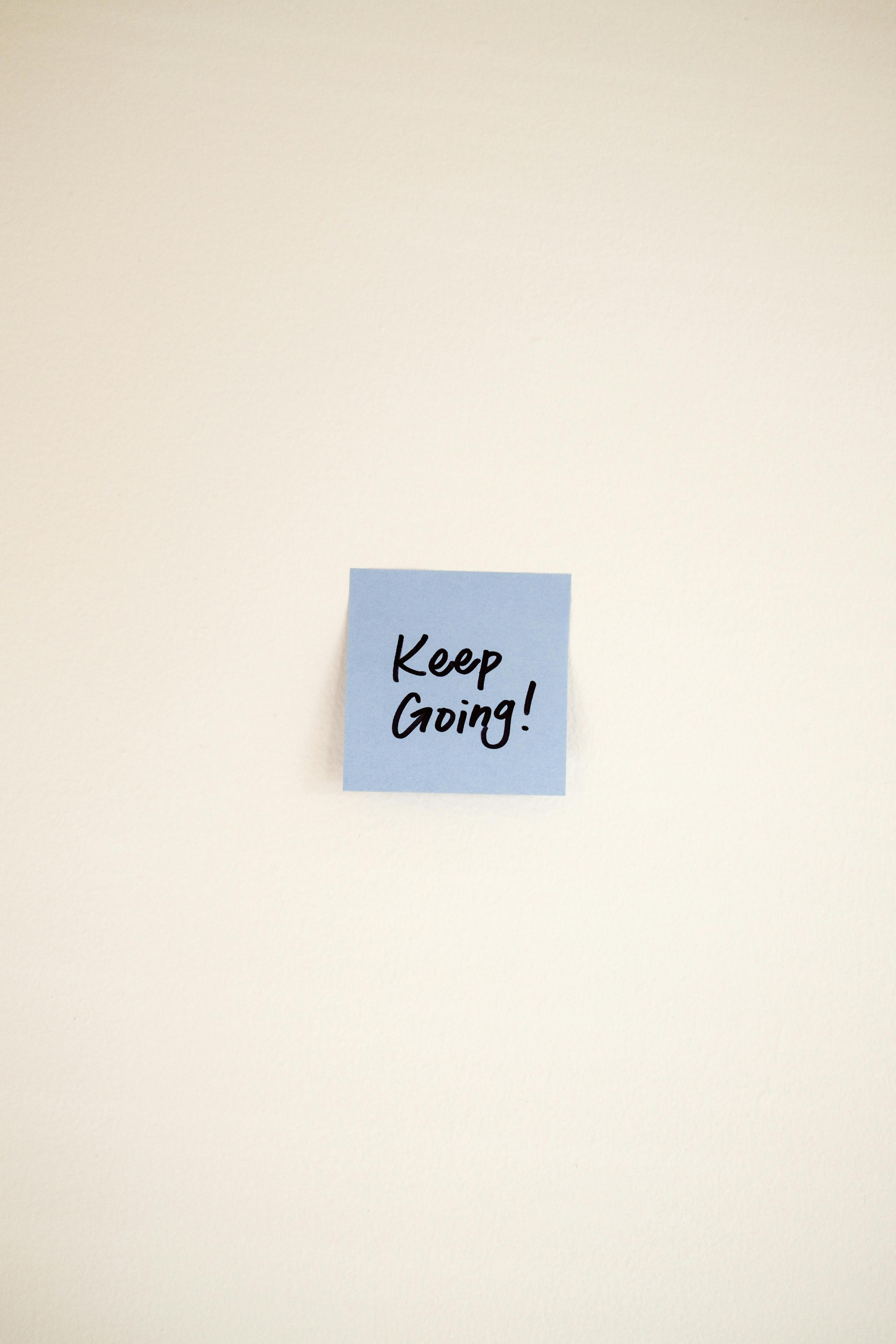 Inspirational Blue Post-it on Neutral Wall · Free Stock Photo
