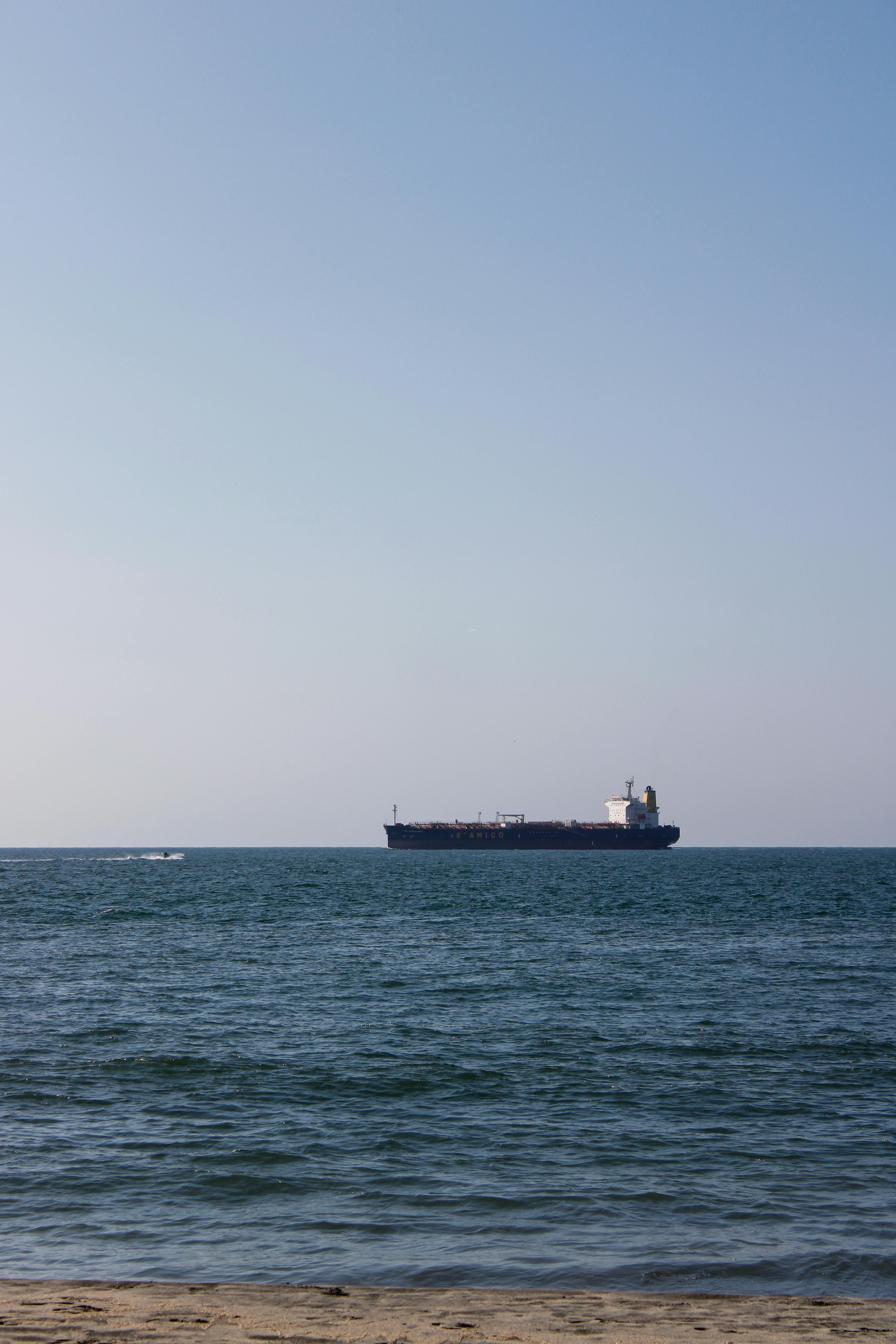 Buque De Carga Navegando En Mar Abierto · Foto de stock gratuita