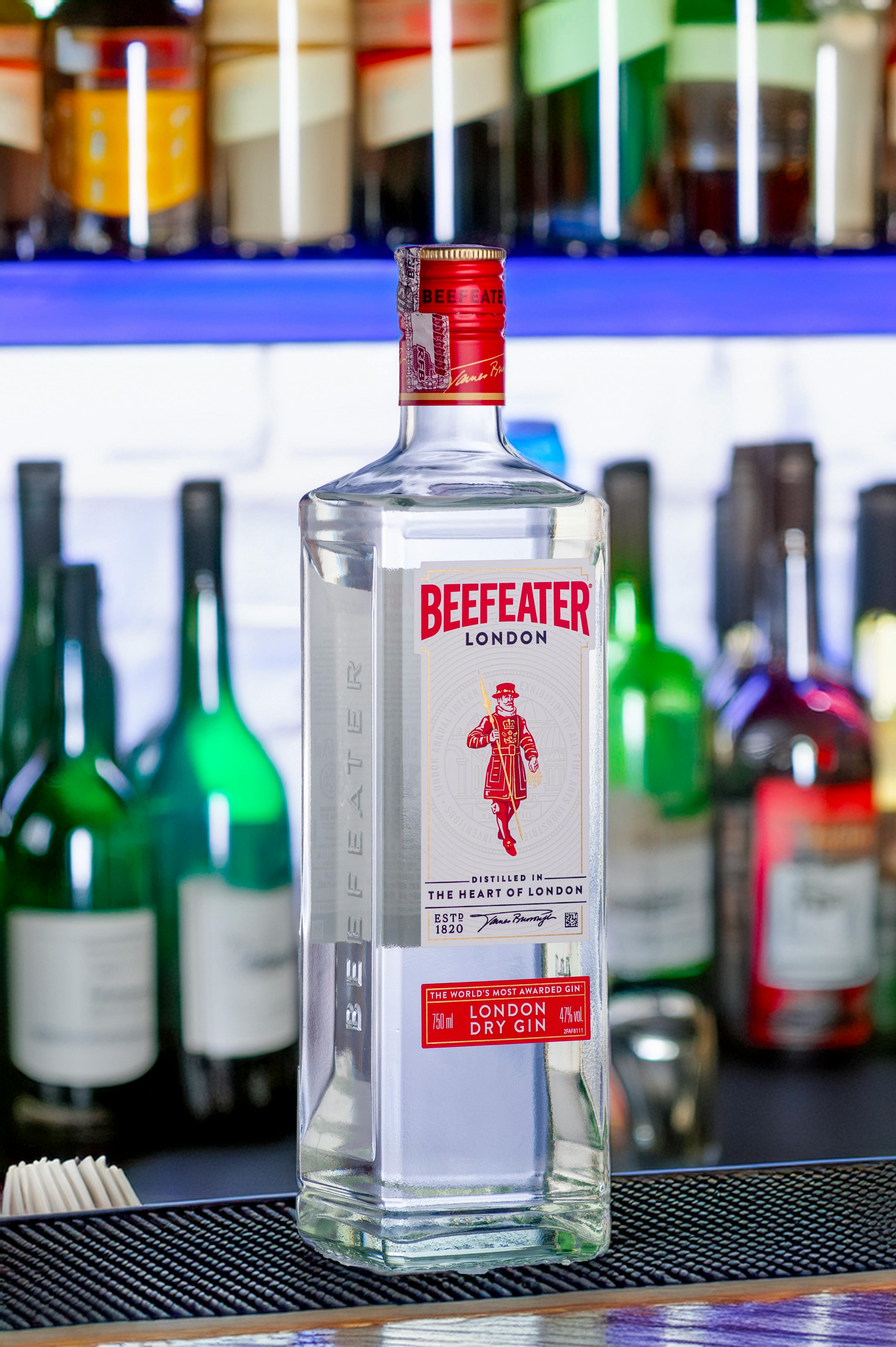 Ginebra London Dry De Beefeater En La Barra De Un Bar · Foto de stock ...