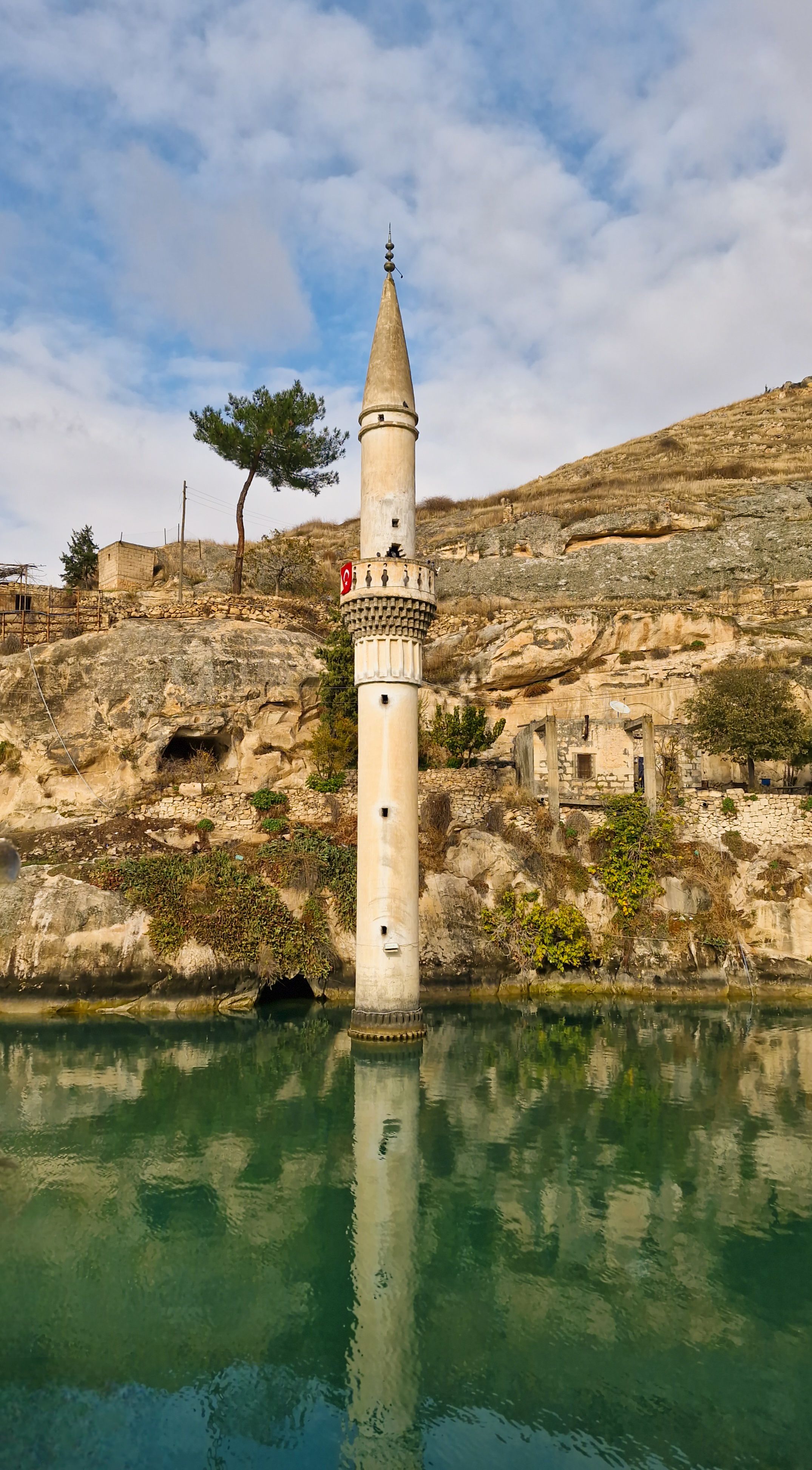Elegant Minaret by Waterside Reflecting Tranquility · Free Stock Photo