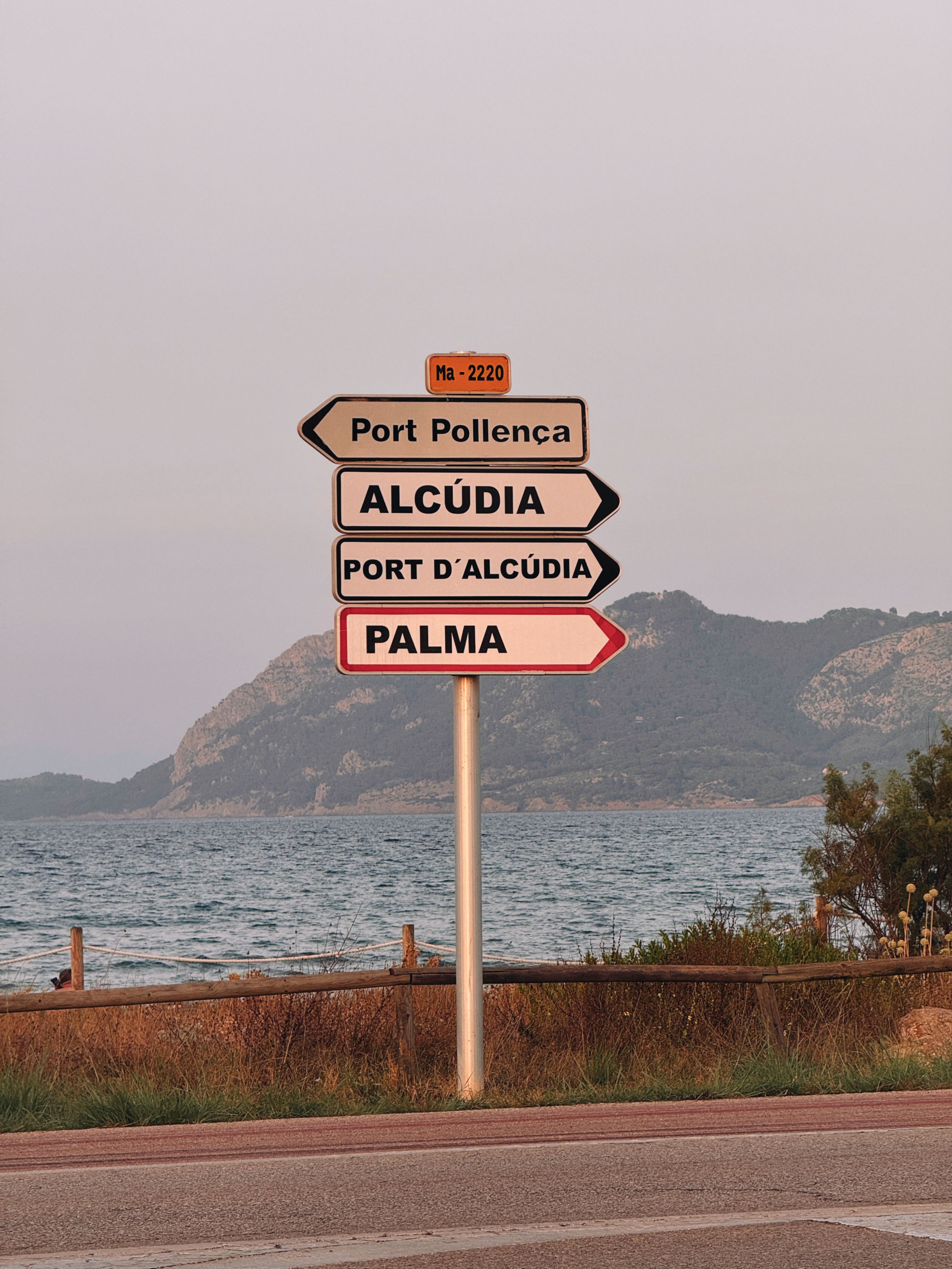Señalización Direccional A Lo Largo De La Costa De Mallorca · Foto de ...