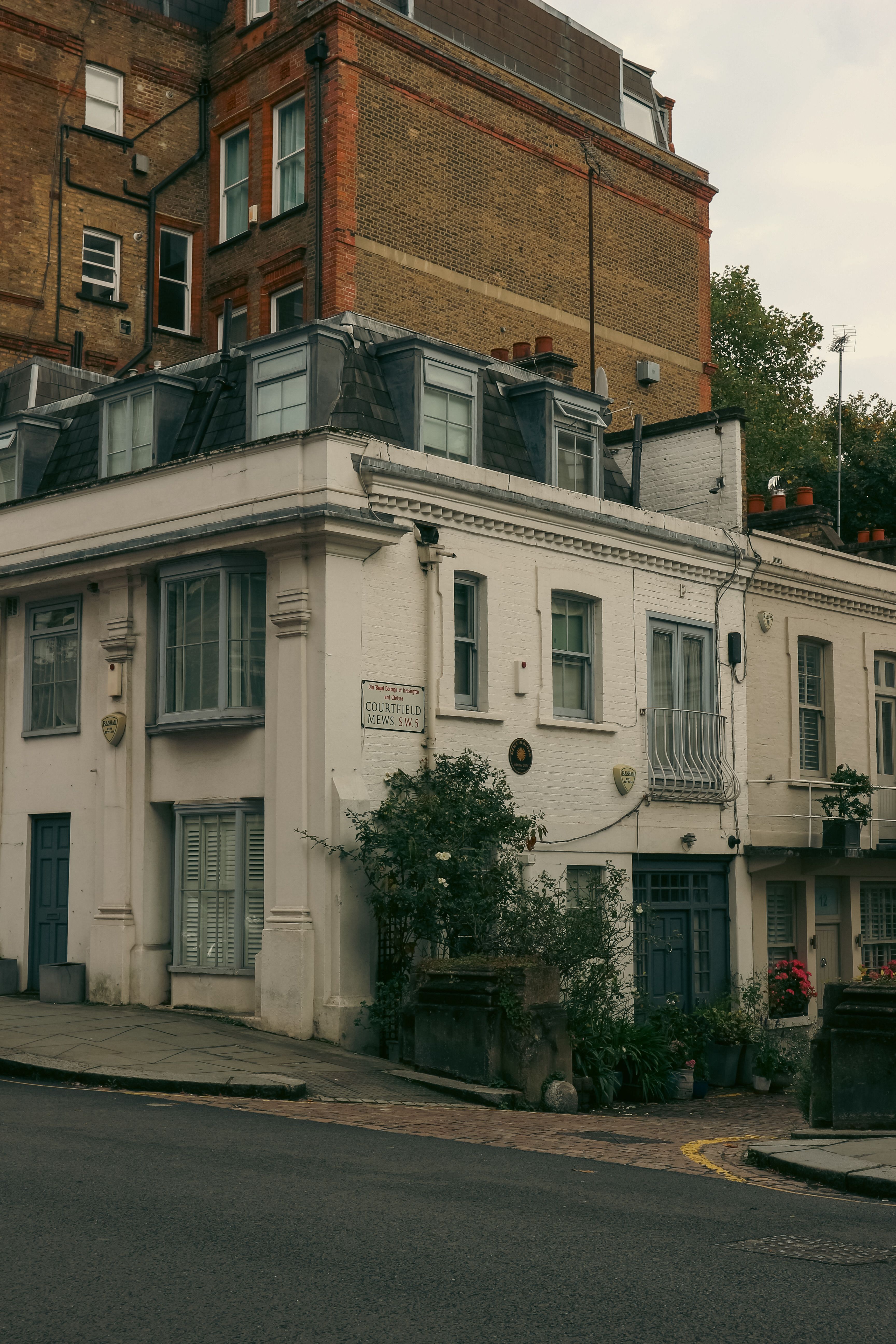 Charming Corner Townhouse in Urban Setting · Free Stock Photo