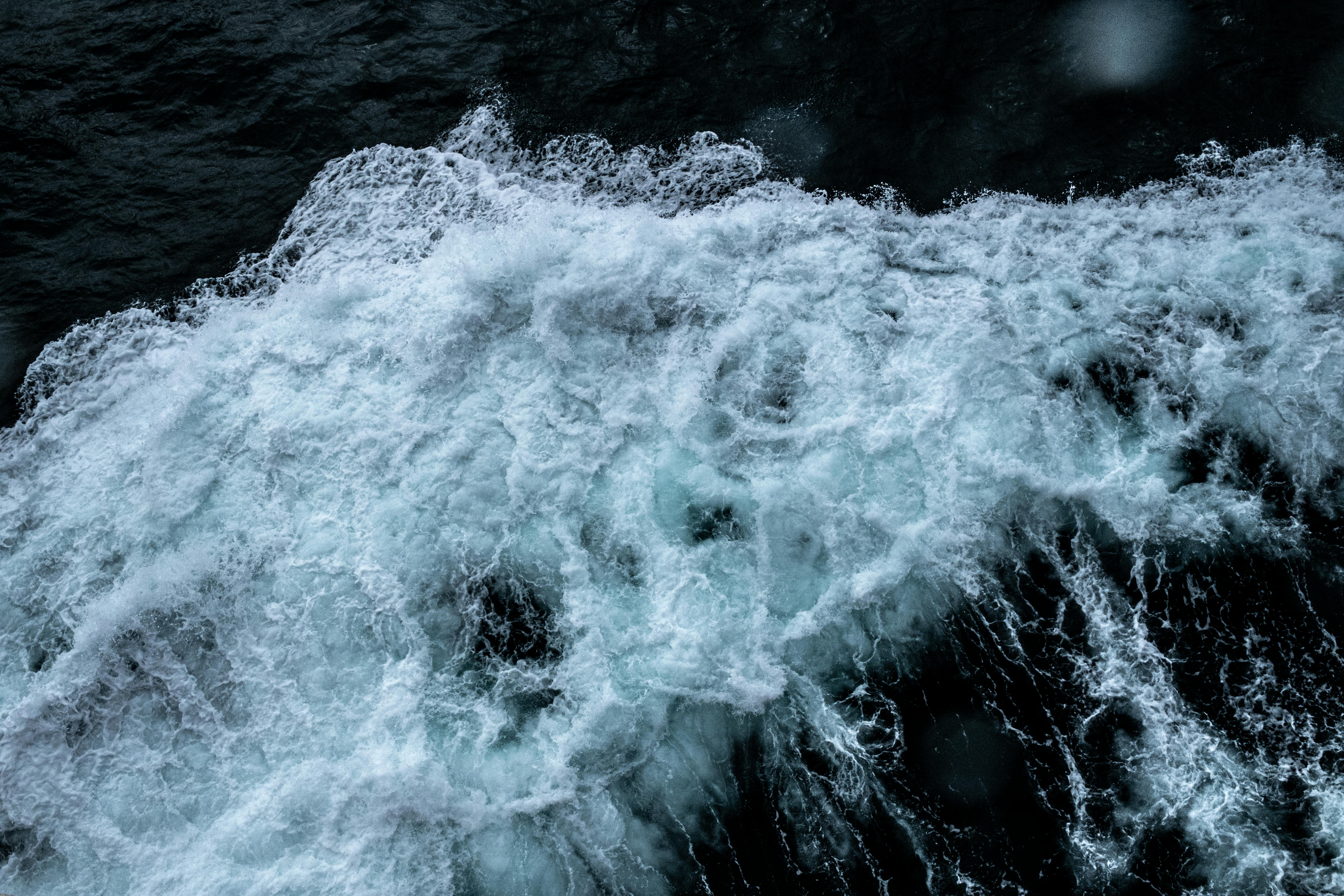 Dynamic Ocean Wave Splash from Above · Free Stock Photo