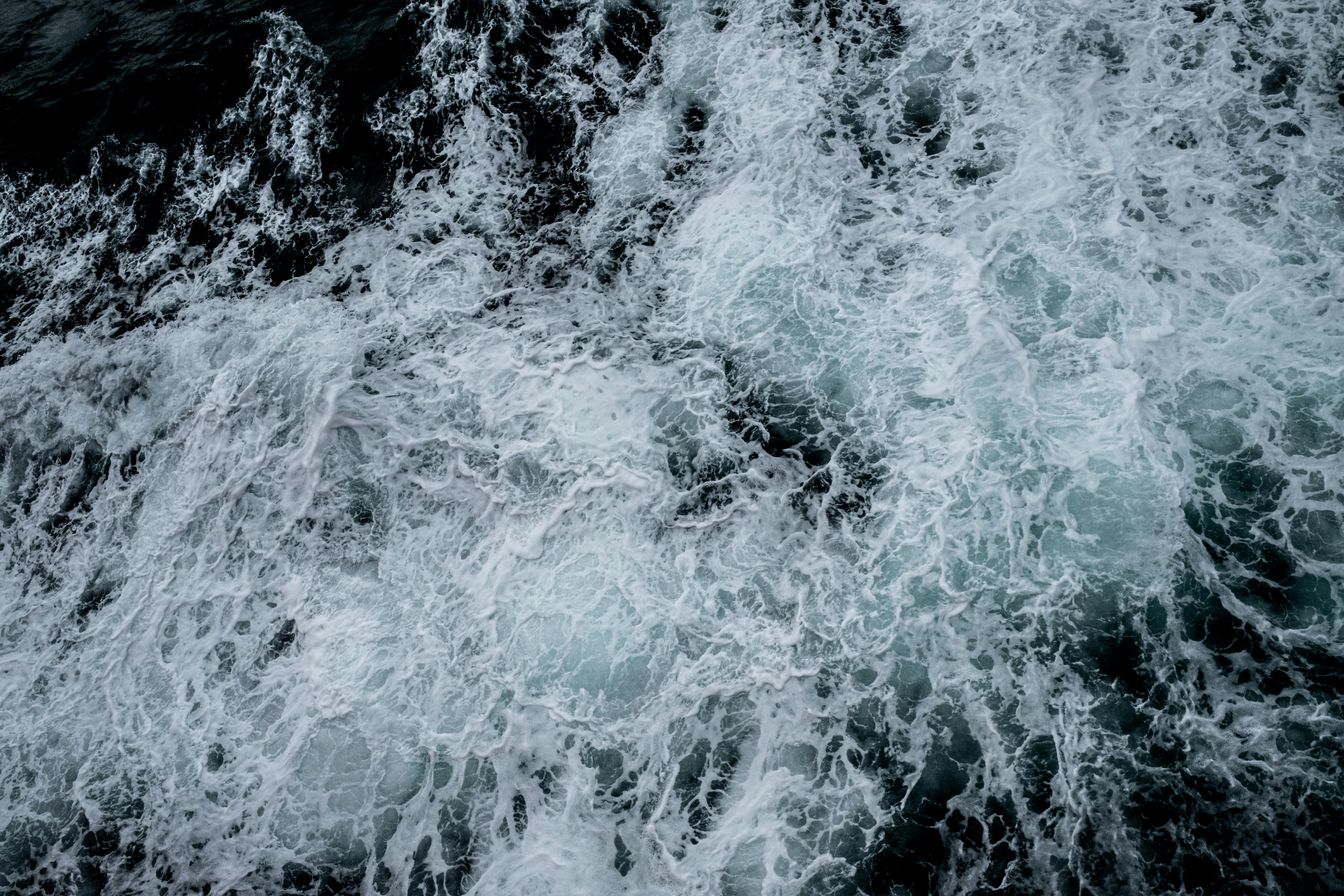 움직이는 역동적인 바다 파도 · 무료 스톡 사진