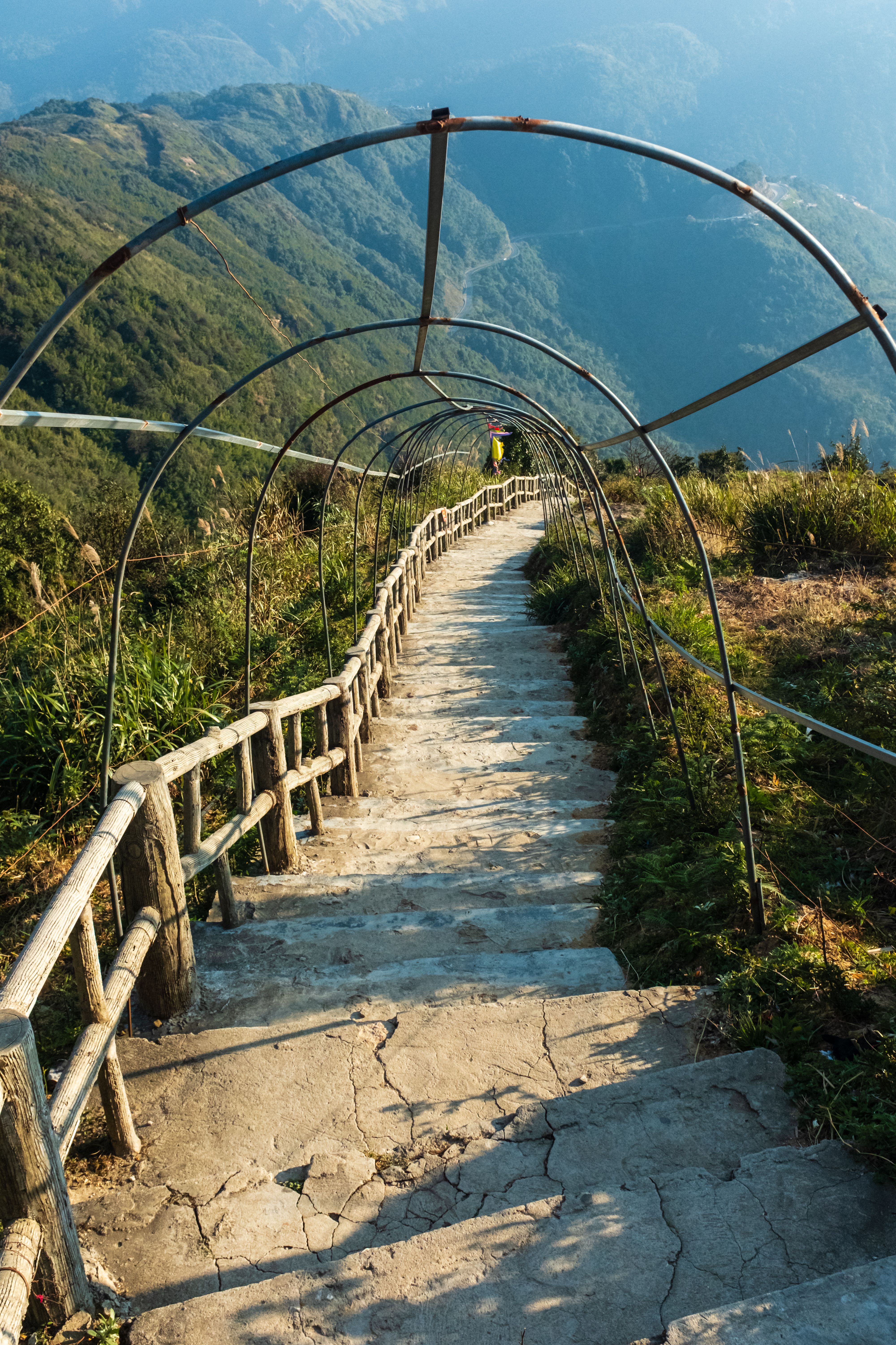 Scenic Mountain Pathway with Metal Archway · Free Stock Photo