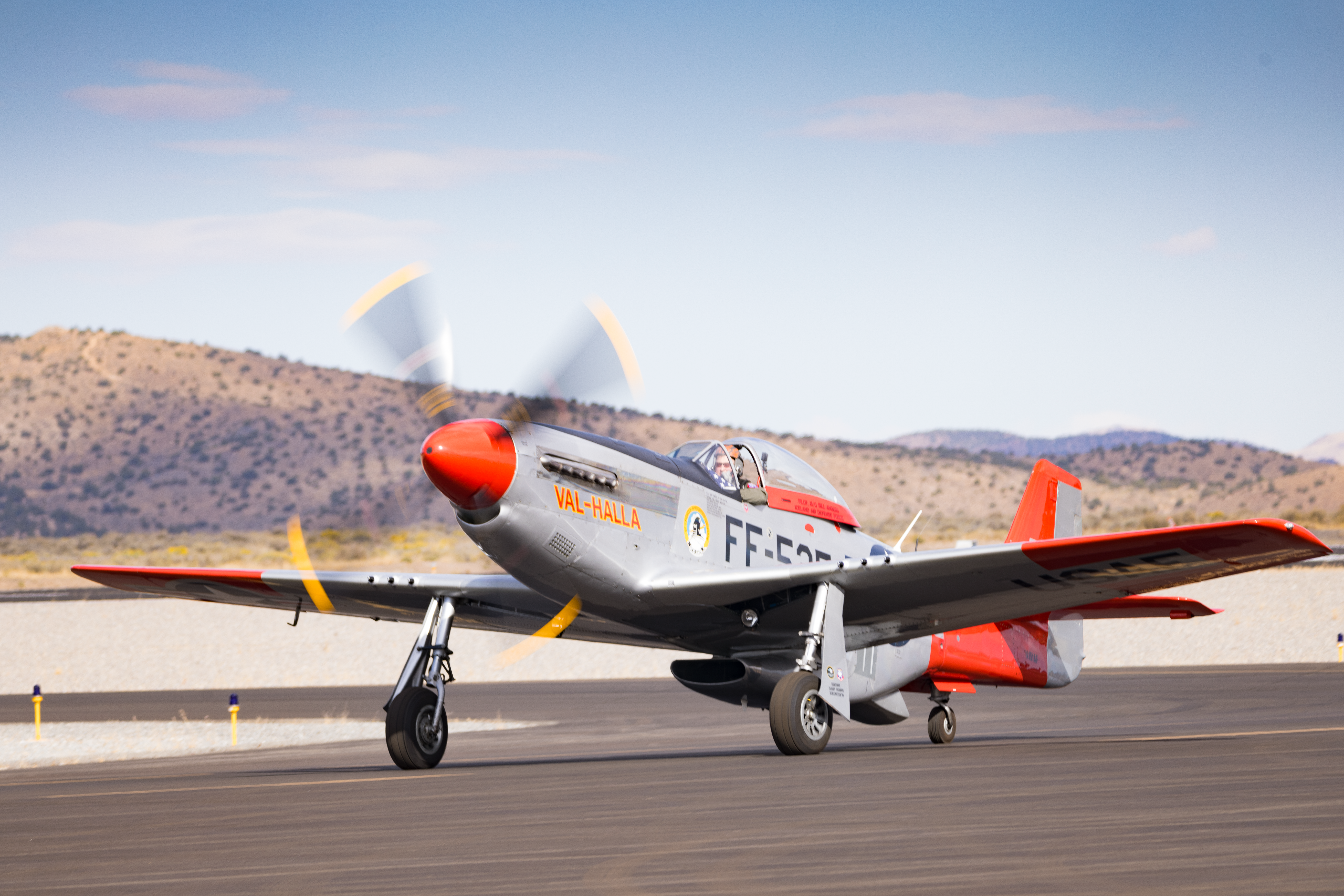 Avión Mustang P 51 Clásico En La Pista Durante El Día · Foto de stock ...