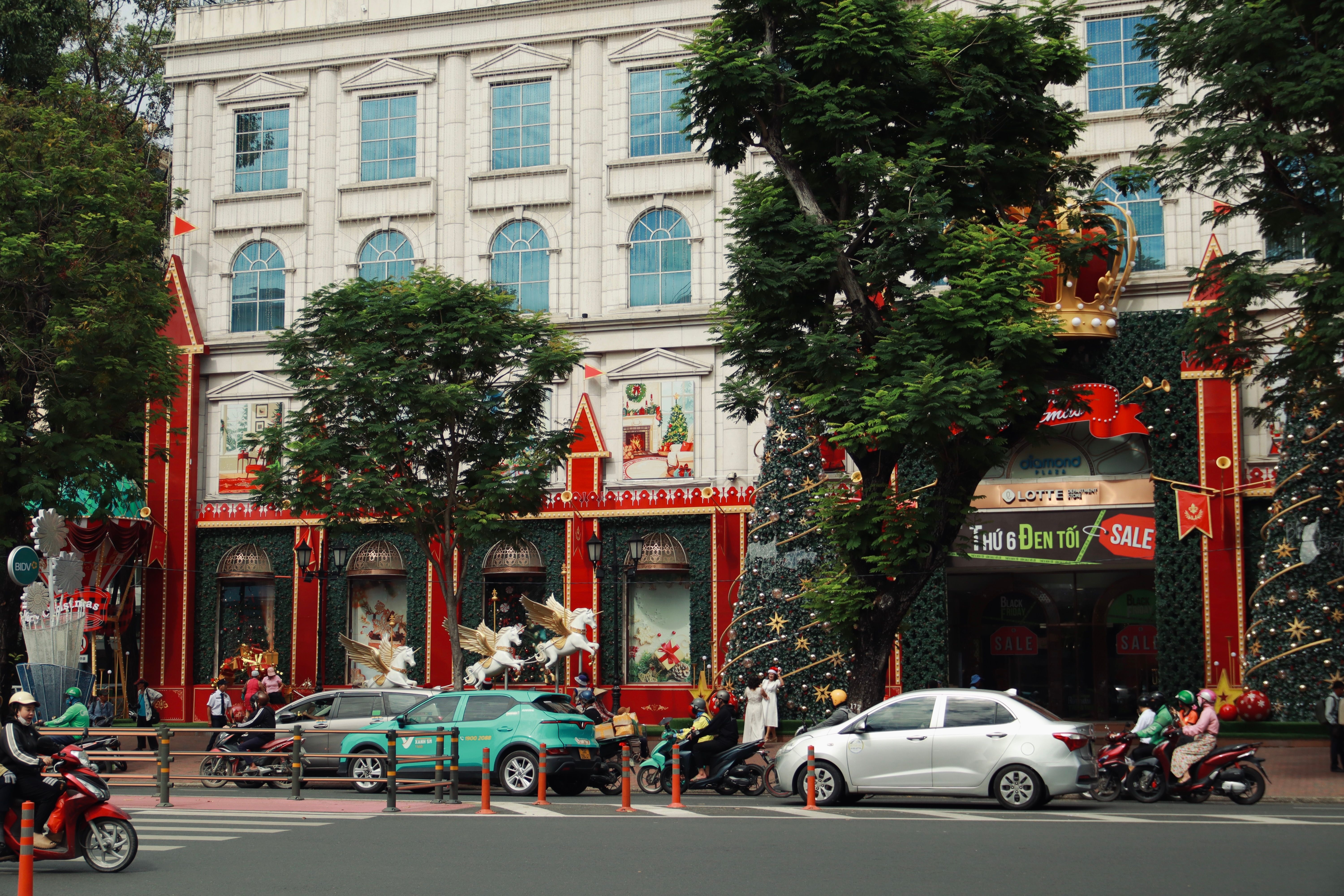 Festive Urban Scene with Christmas Decorations · Free Stock Photo