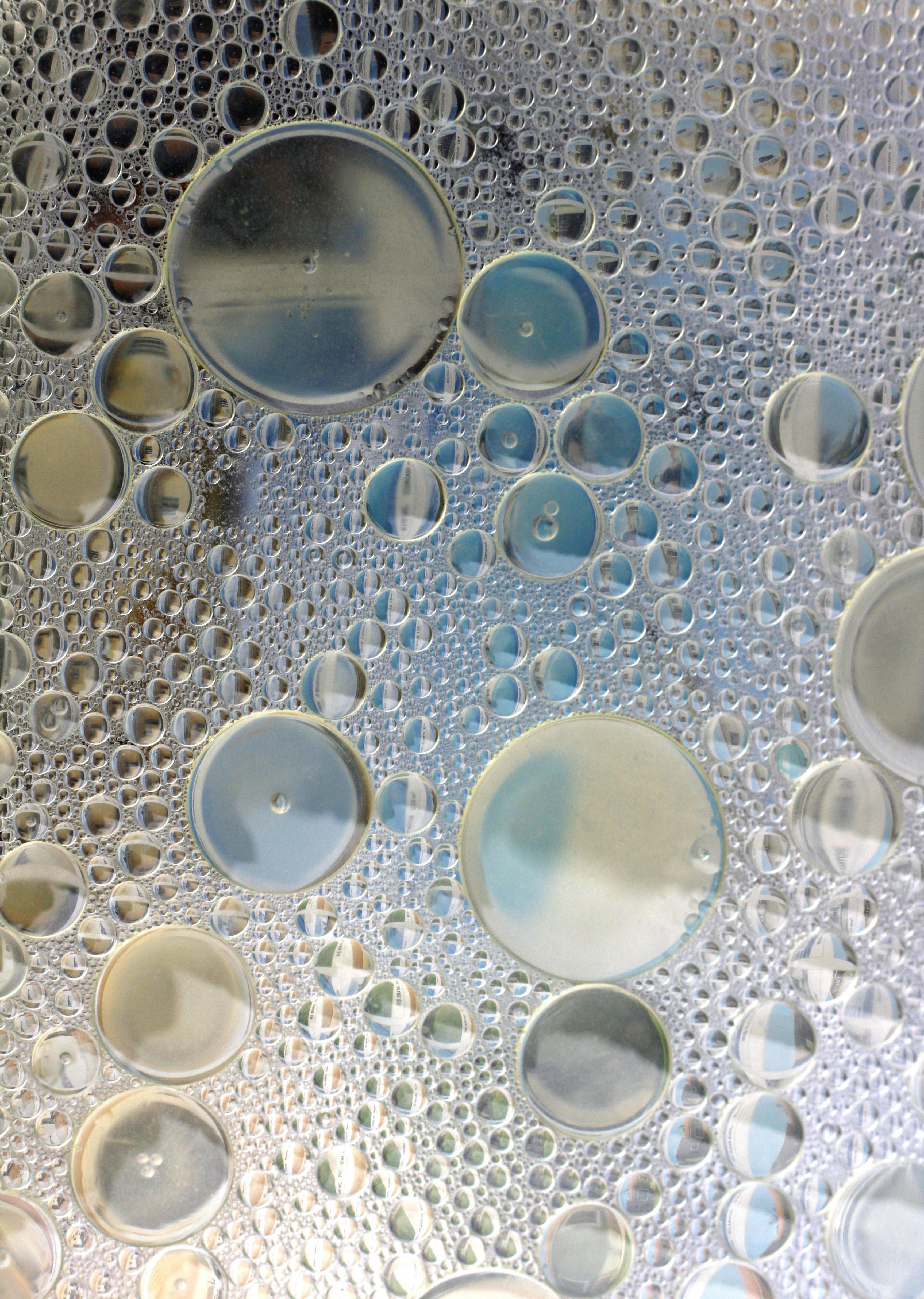 Abstract Bubble Pattern in Light Reflection · Free Stock Photo