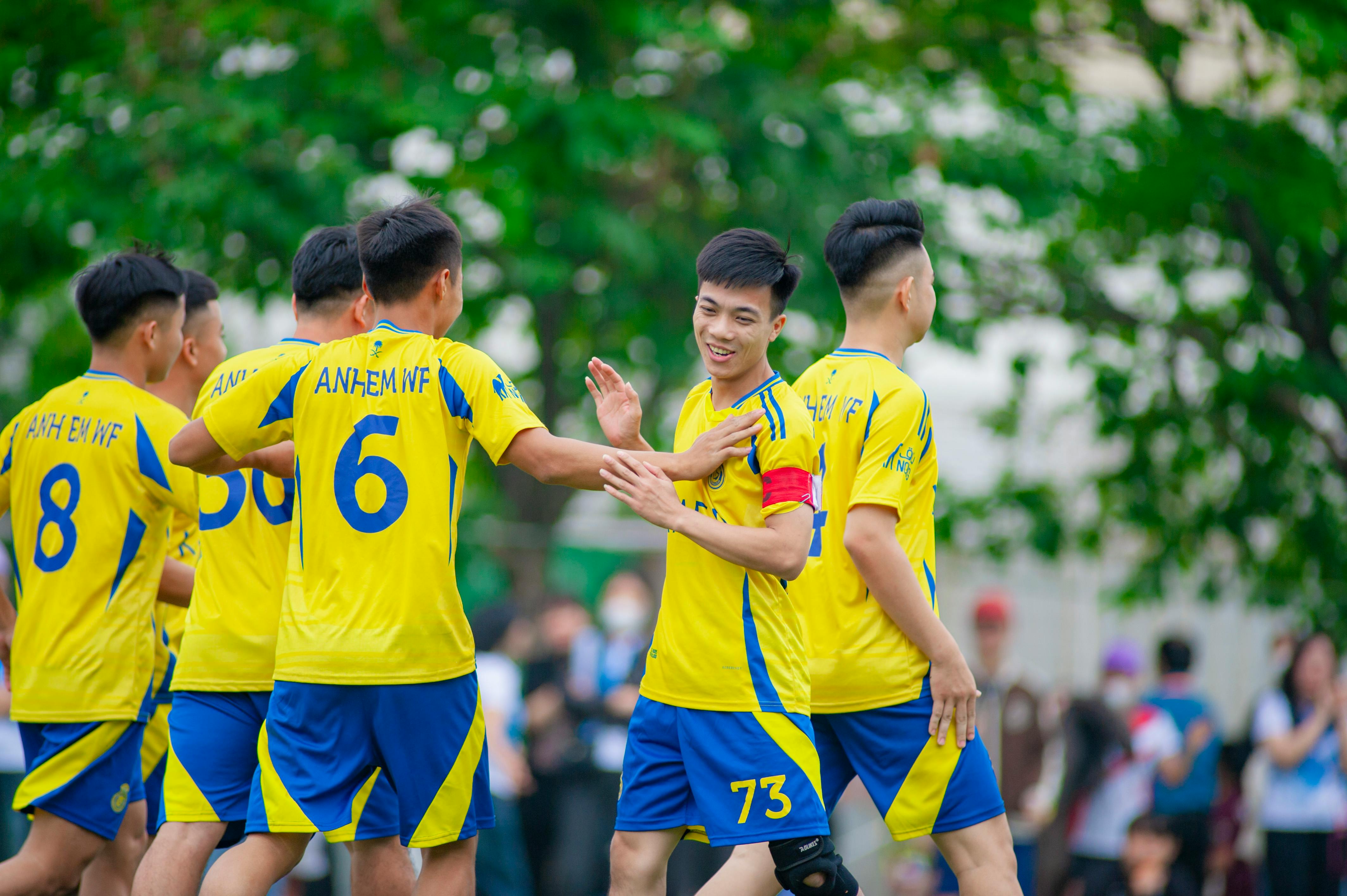 L'équipe De Football Des Jeunes Célèbre Sa Victoire à Hanoi · Photo gratuite