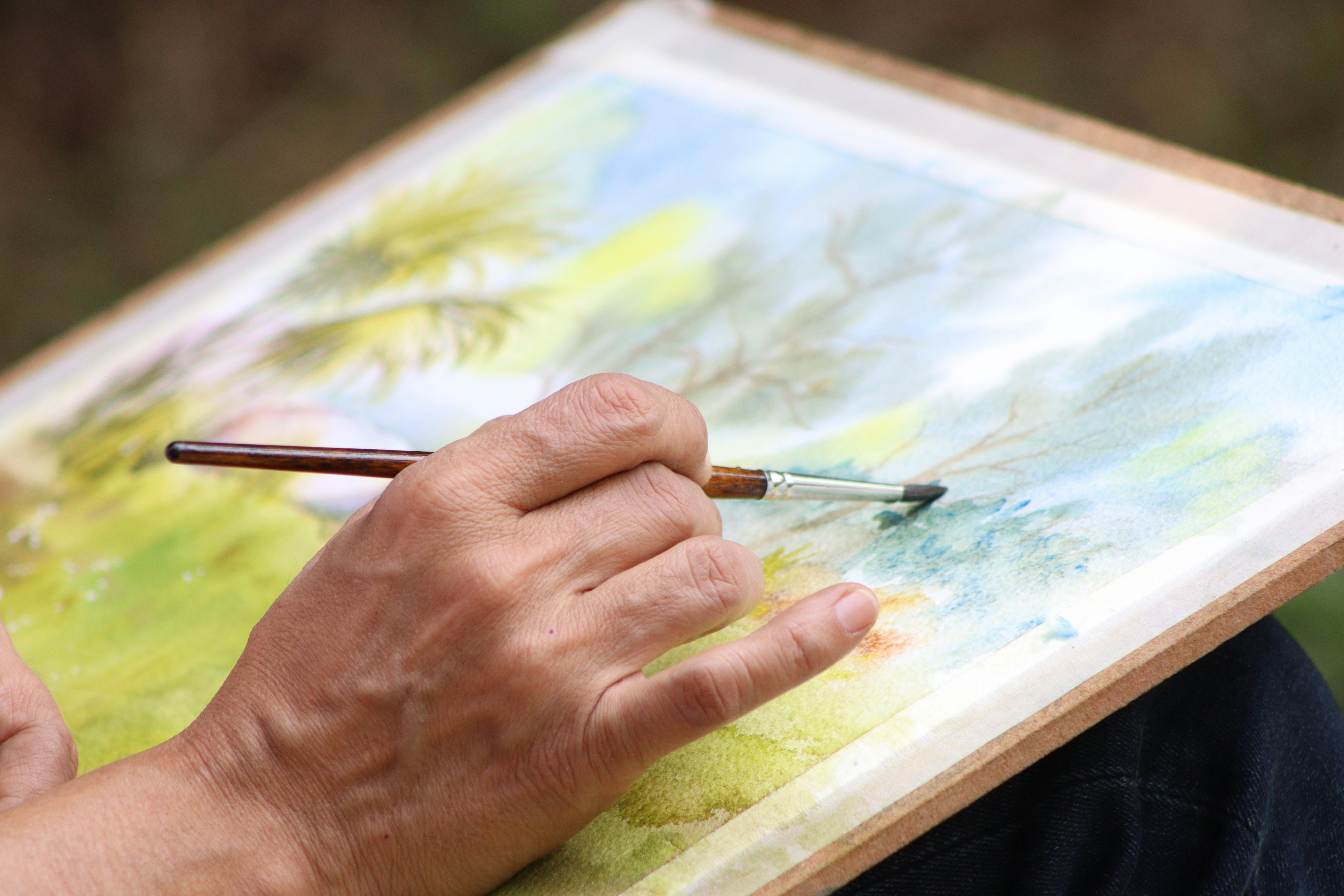 Primer Plano De Una Mano Pintando Un Paisaje Con Acuarela · Foto de ...