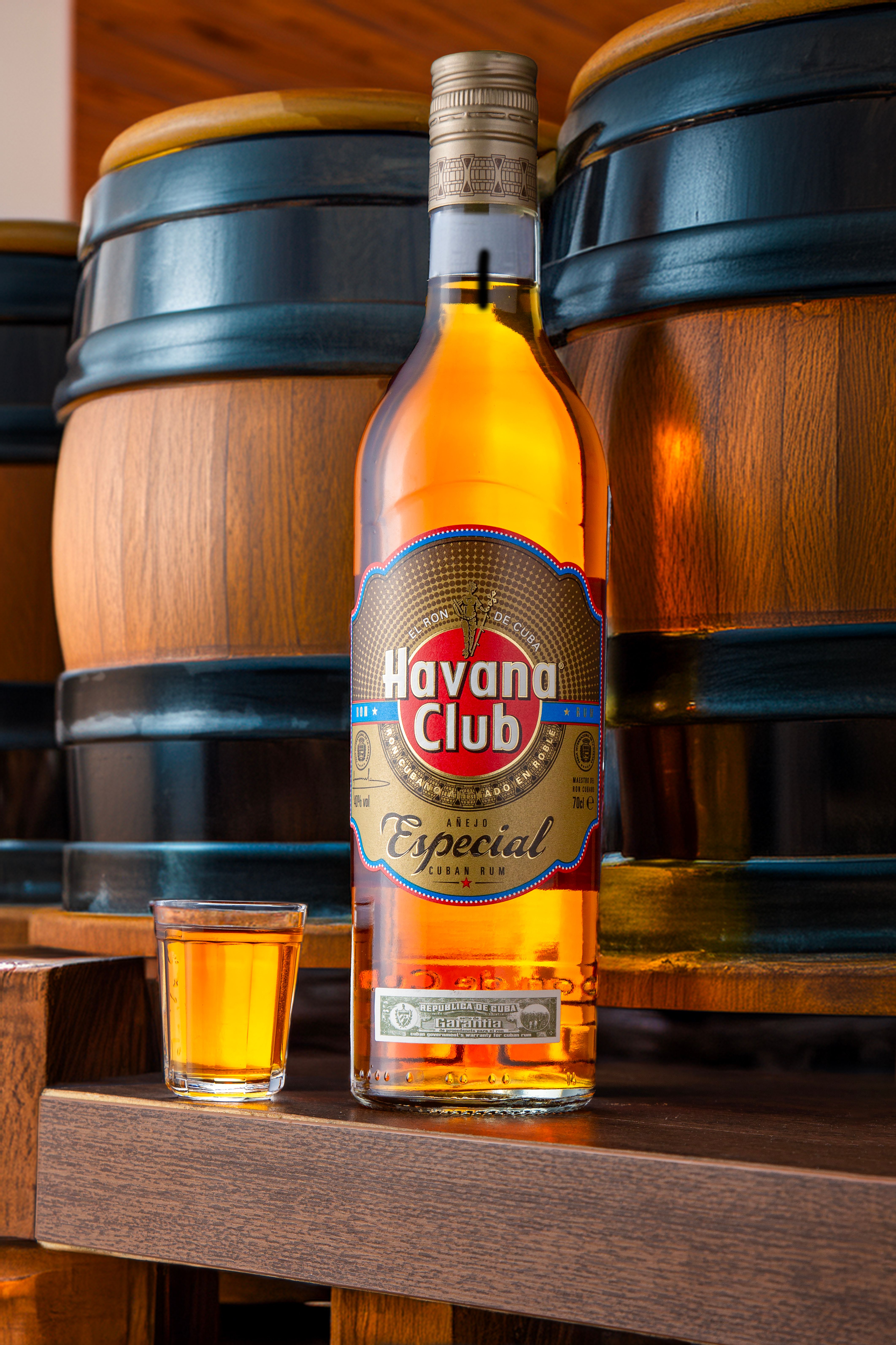 Botella De Ron Havana Club Con Barriles De Madera · Foto de stock gratuita
